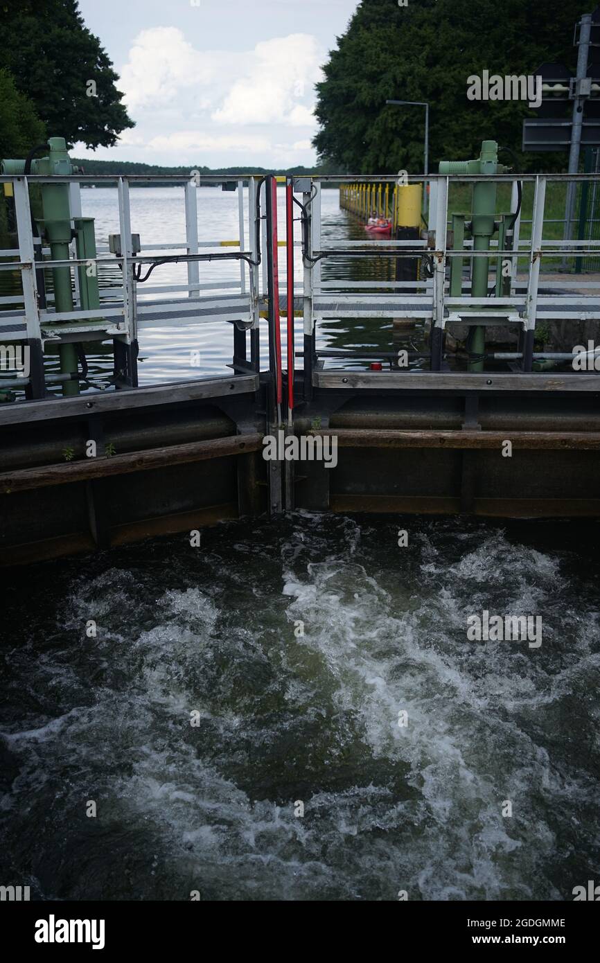 Boats filling a lock hi-res stock photography and images - Alamy
