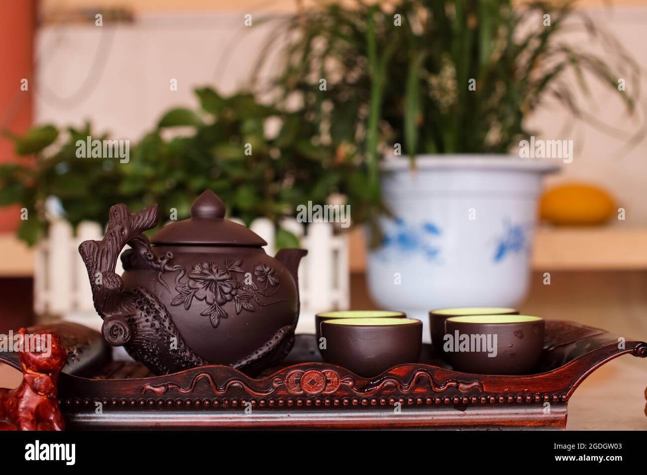 Teapot set for making tea Stock Photo - Alamy