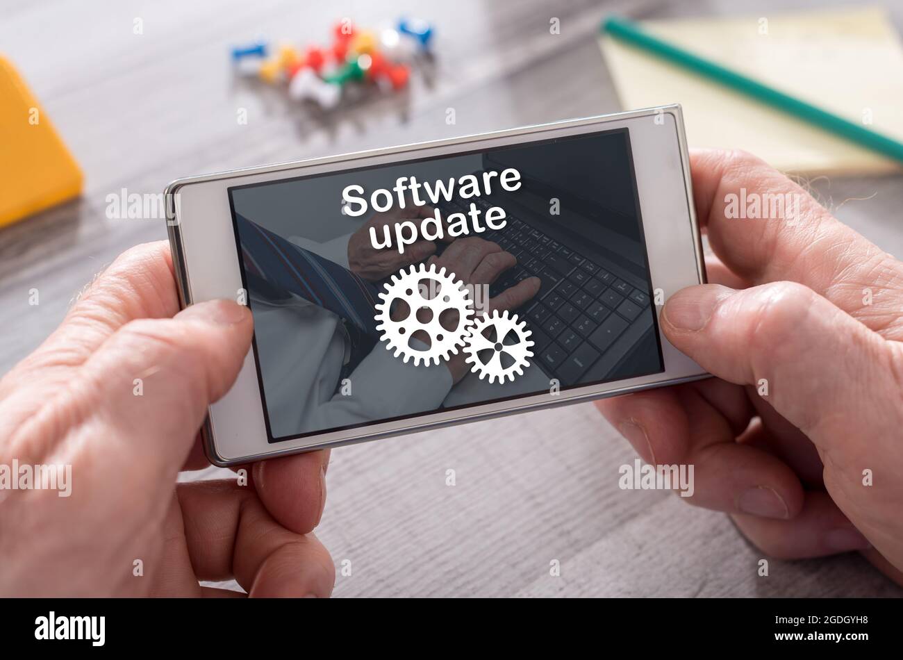Software update concept on mobile phone Stock Photo - Alamy