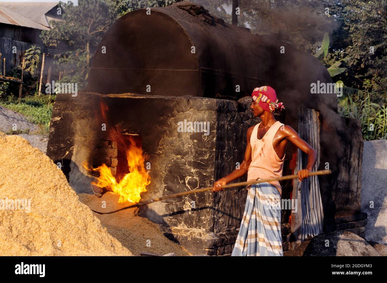 Bangladesh man hard labour hi-res stock photography and images - Alamy