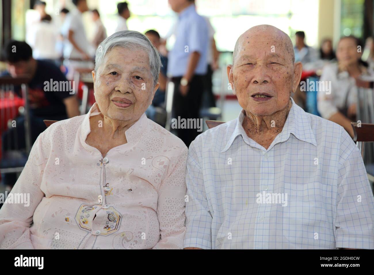 chinese old man couple Stock Photo - Alamy