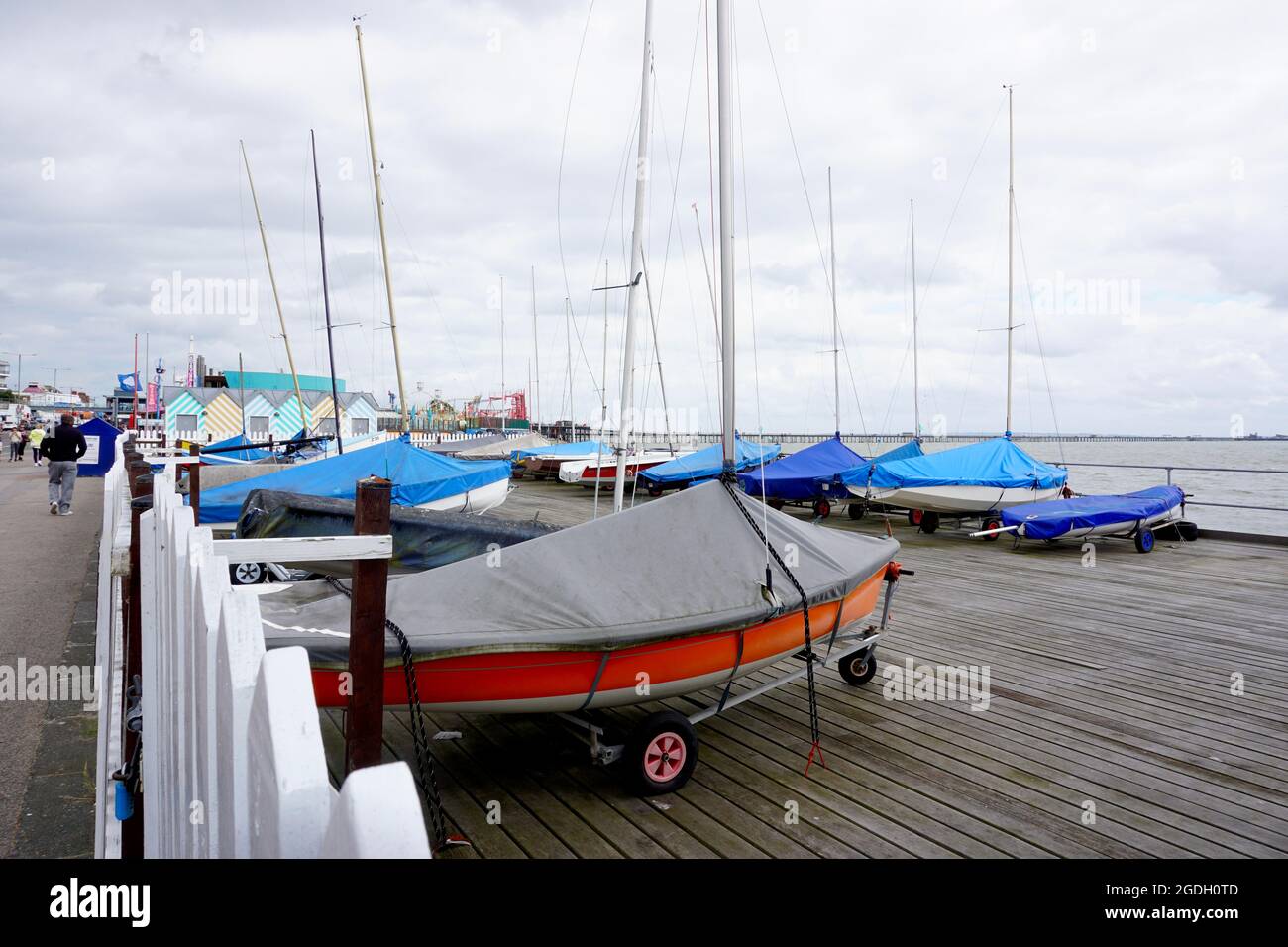 Beach scene southend on sea hi-res stock photography and images - Alamy