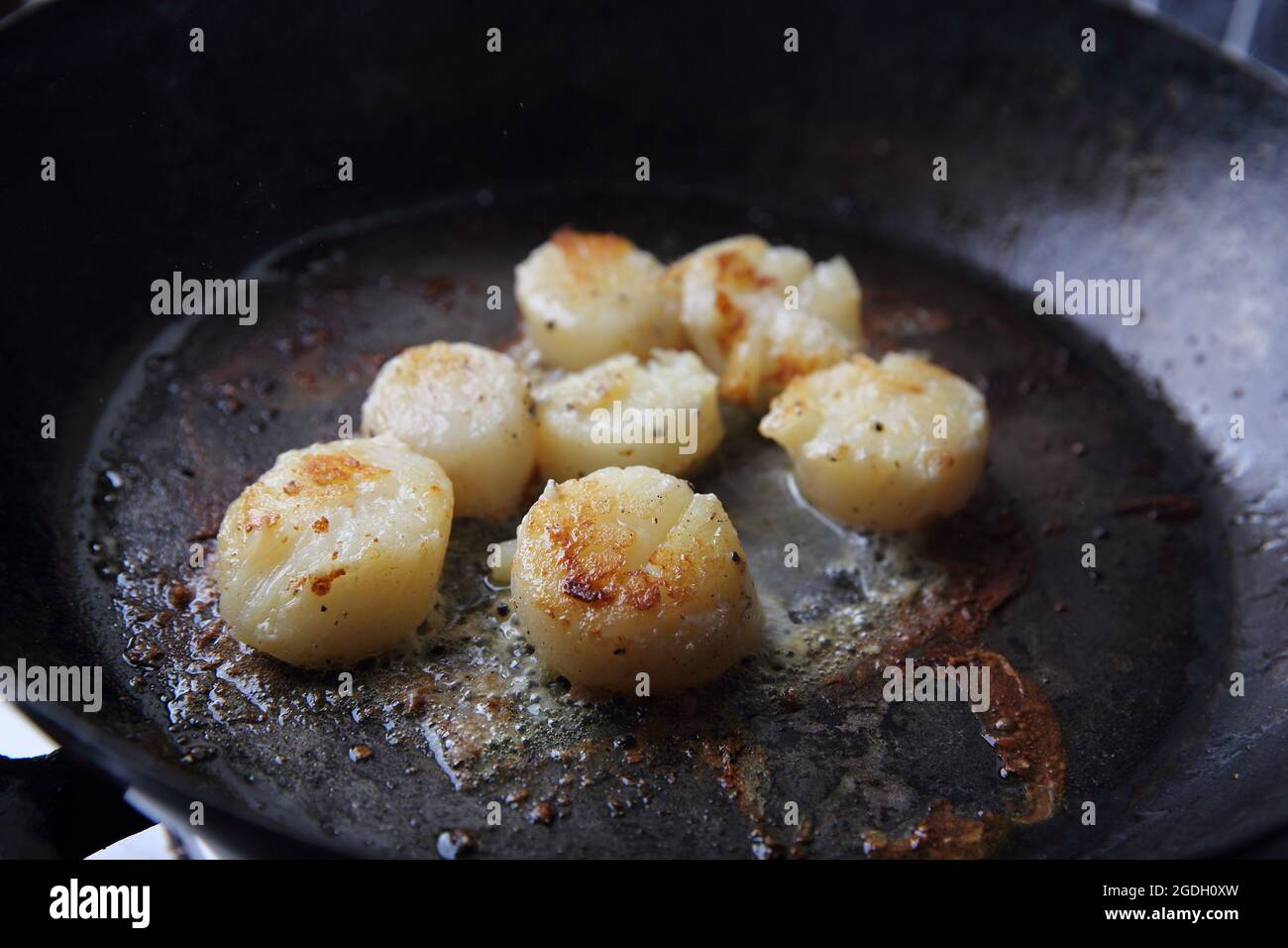 Scallops fried in pan Stock Photo - Alamy