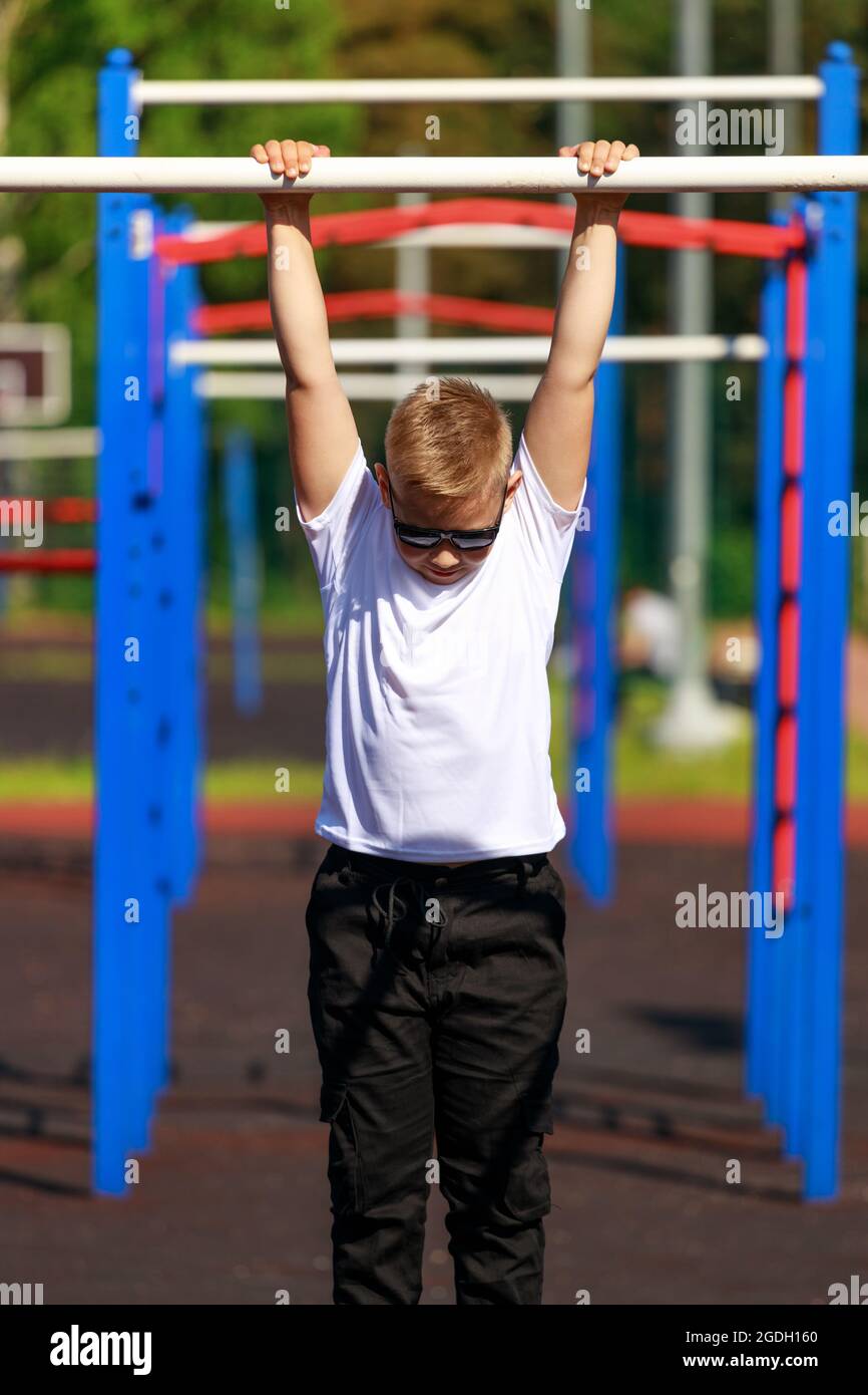 Bodybuilder pulls up on horizontal hi-res stock photography and images ...