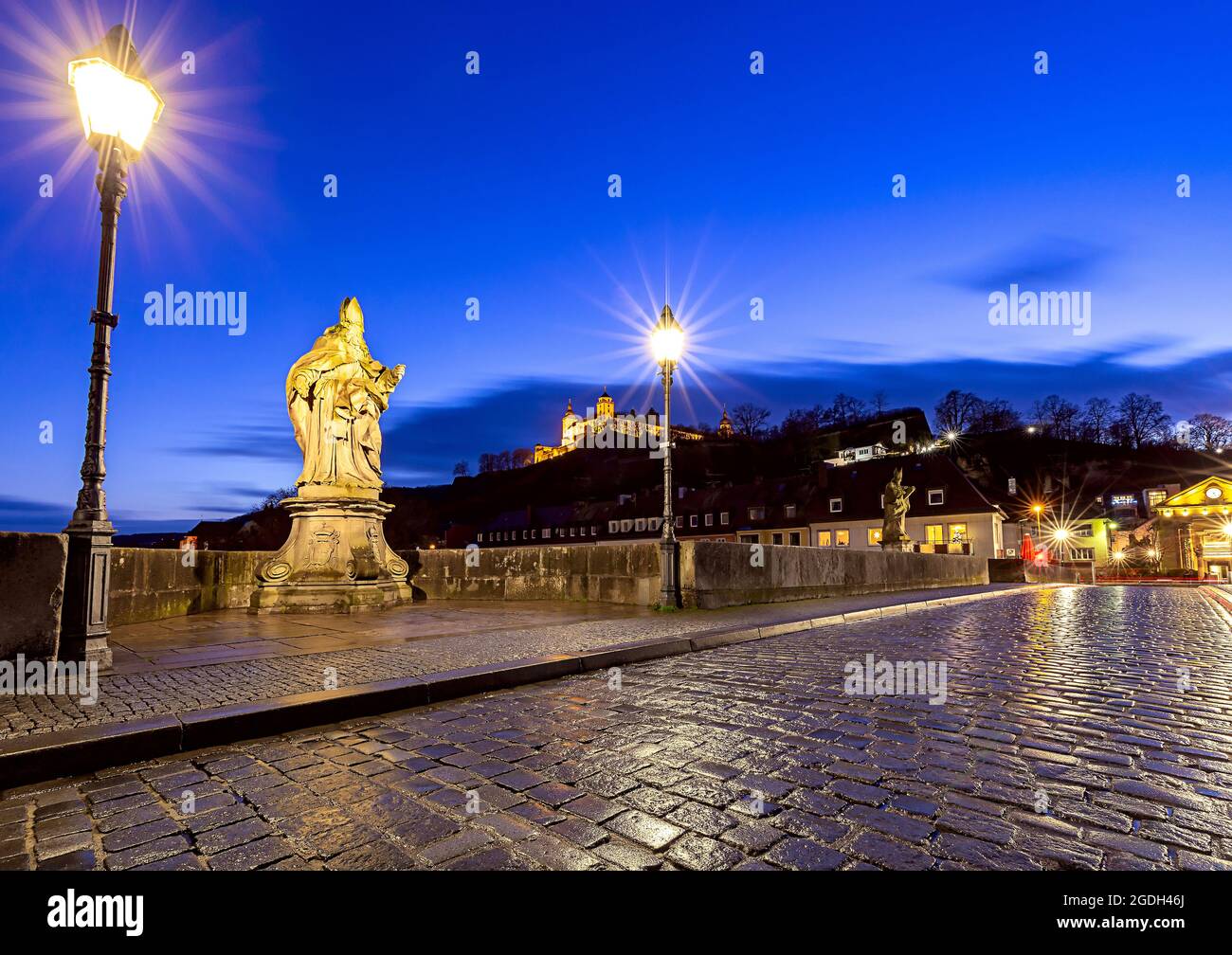 Old medieval stone bridge with sculptures in the night illumination ...