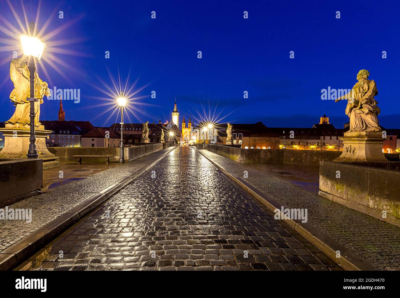 Old medieval stone bridge with sculptures in the night illumination ...