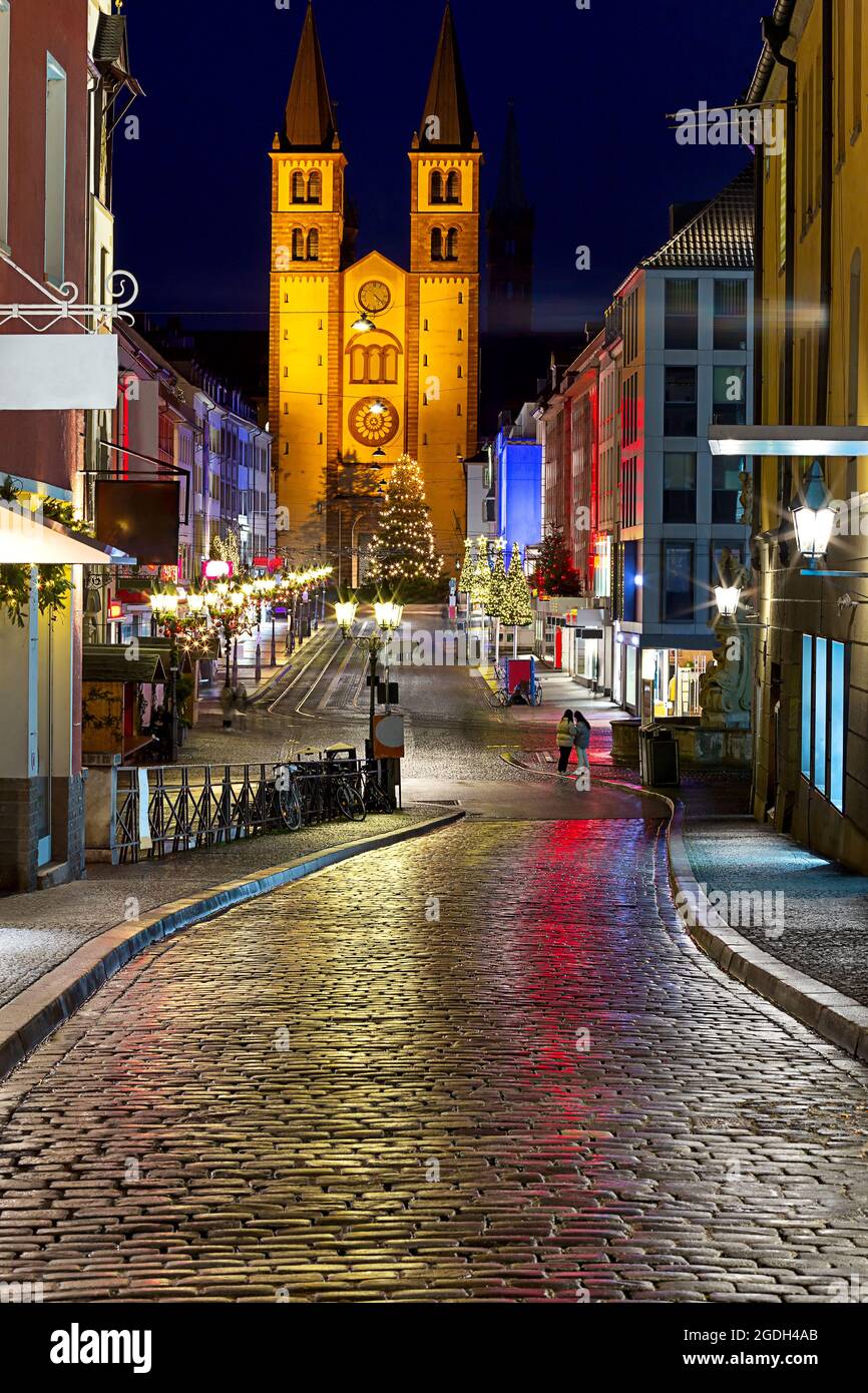 Old medieval stone bridge with sculptures in the night illumination ...