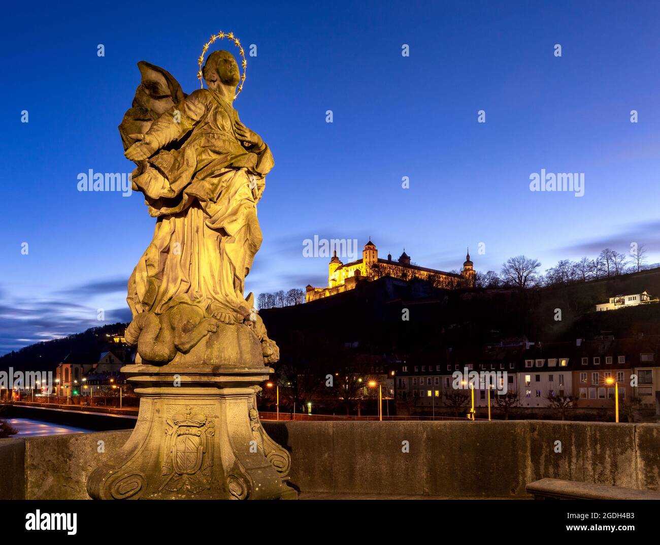 Old medieval stone bridge with sculptures in the night illumination ...