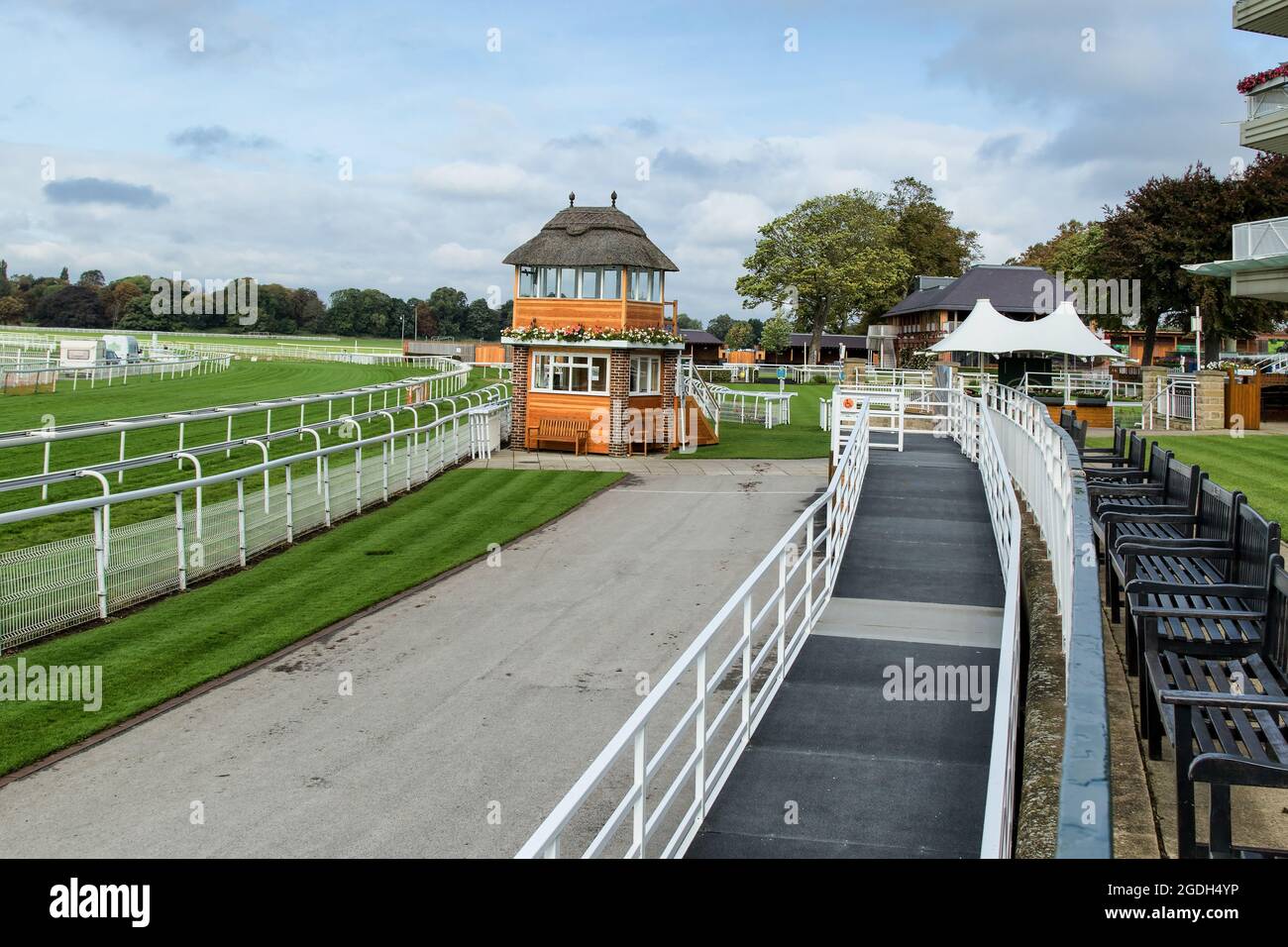 Knavesmire grandstand hi-res stock photography and images - Alamy