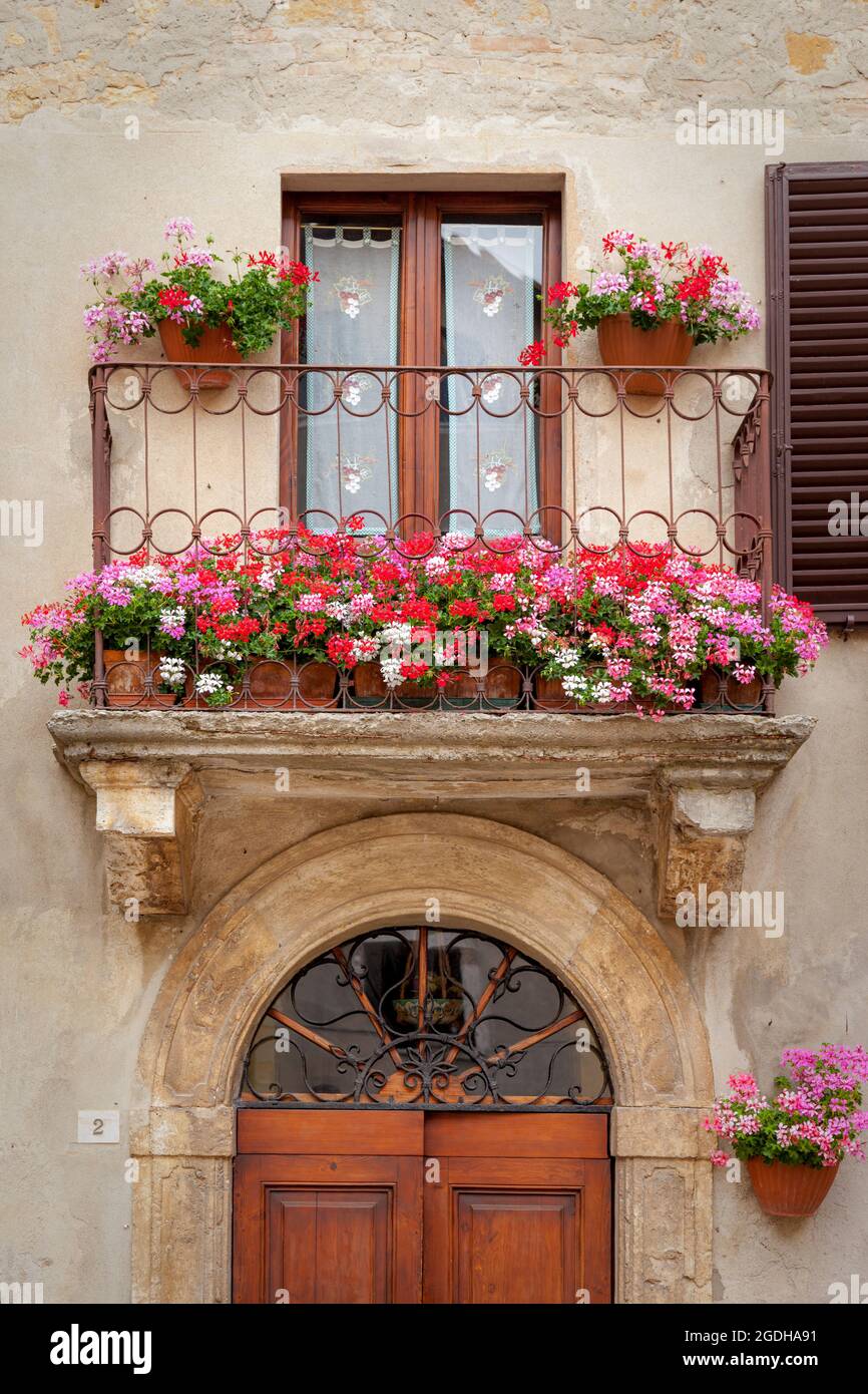 Italian balcony hi-res stock photography and images - Alamy
