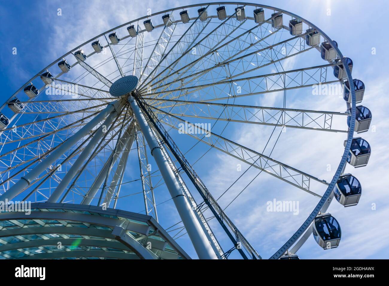 A view from beneath the Seattle Ferris Wheel Stock Photo - Alamy