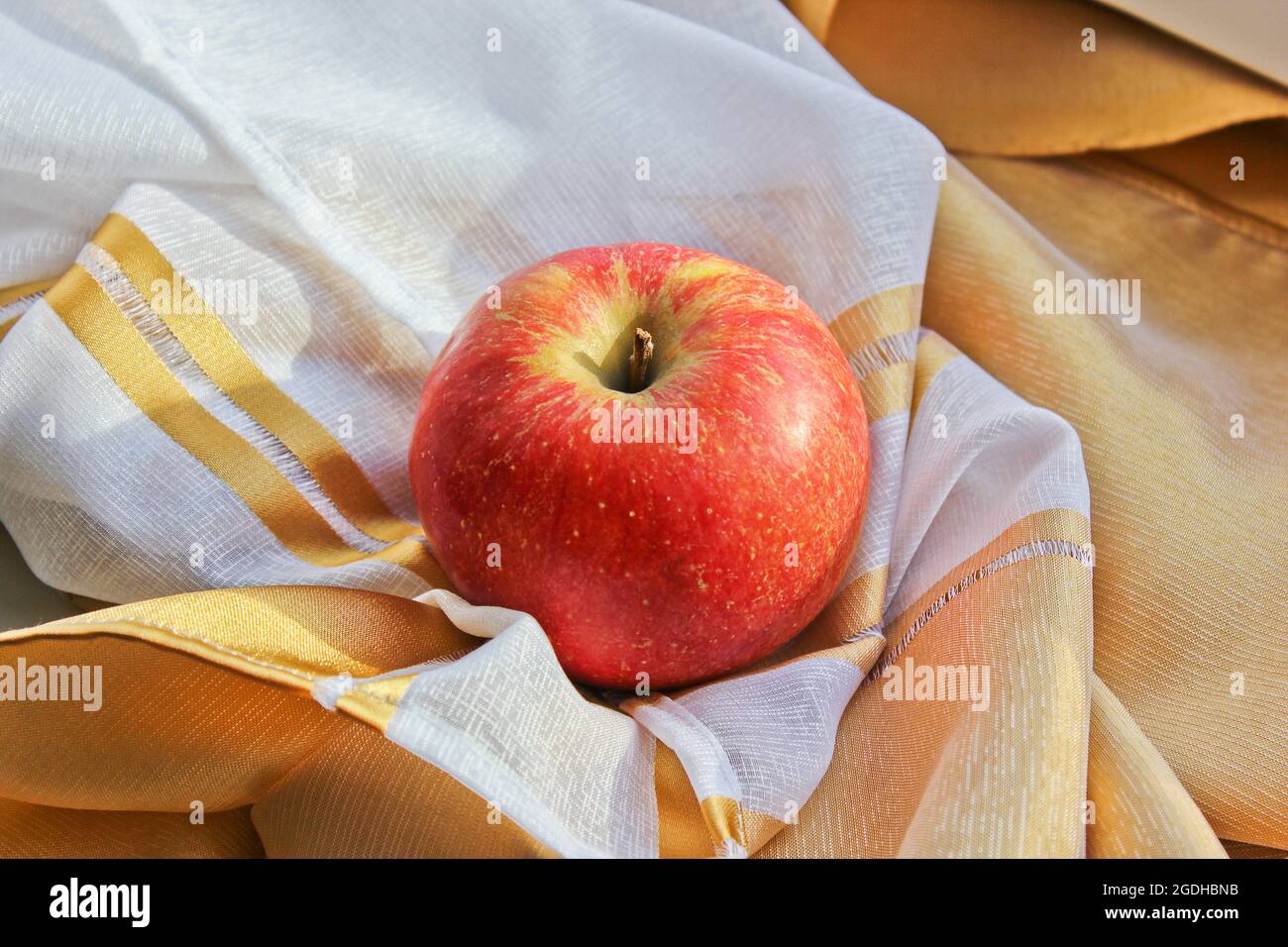 Red apple close up. Fresh fruit Stock Photo - Alamy