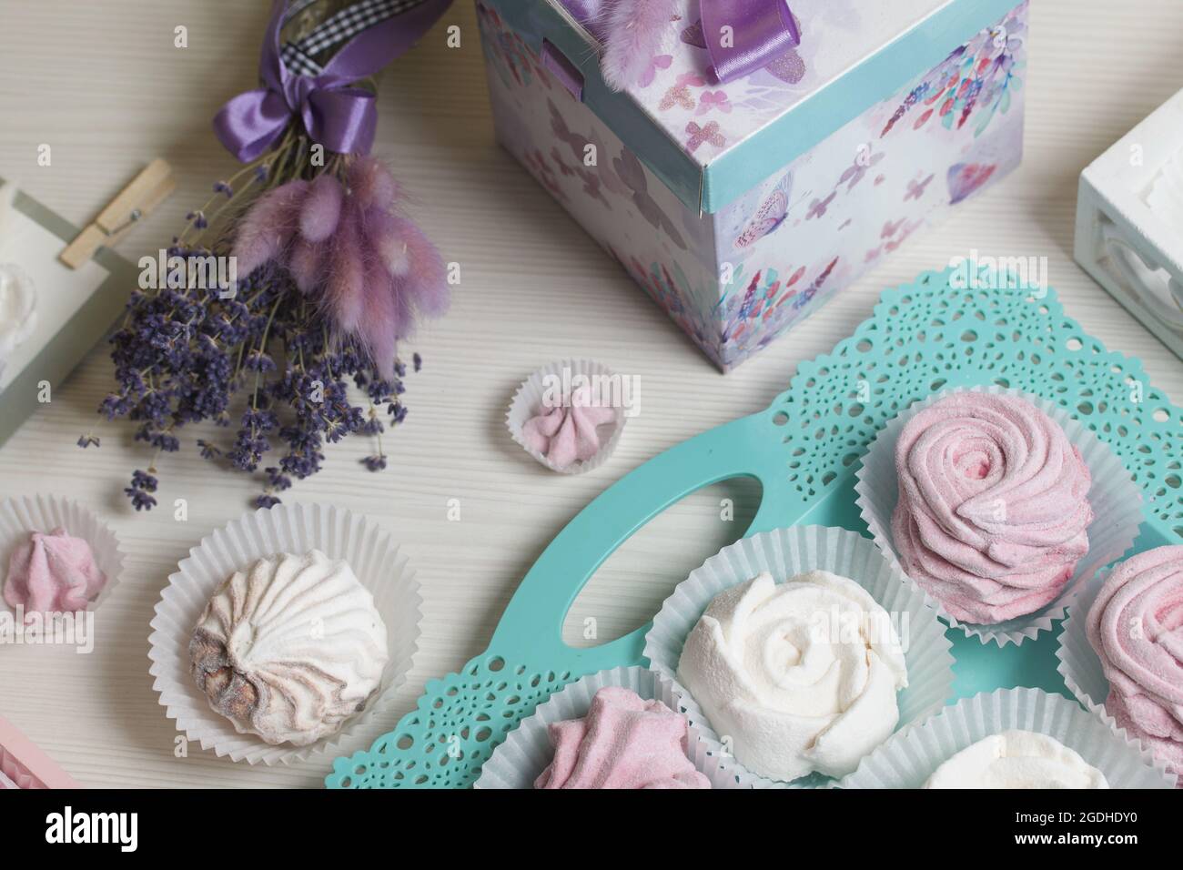 Homemade marshmallows of various colors and flavors. Lies on a tray ...