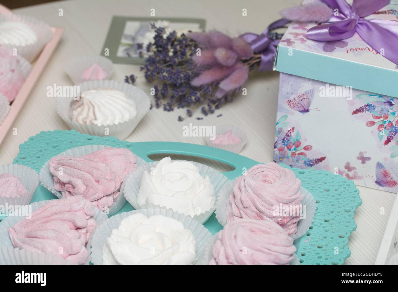 Homemade marshmallows of various colors and flavors. Lies on a tray ...