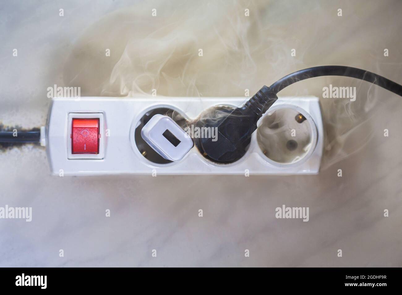 Failure caused by burning of the wire cable and socket outlet plug in ...