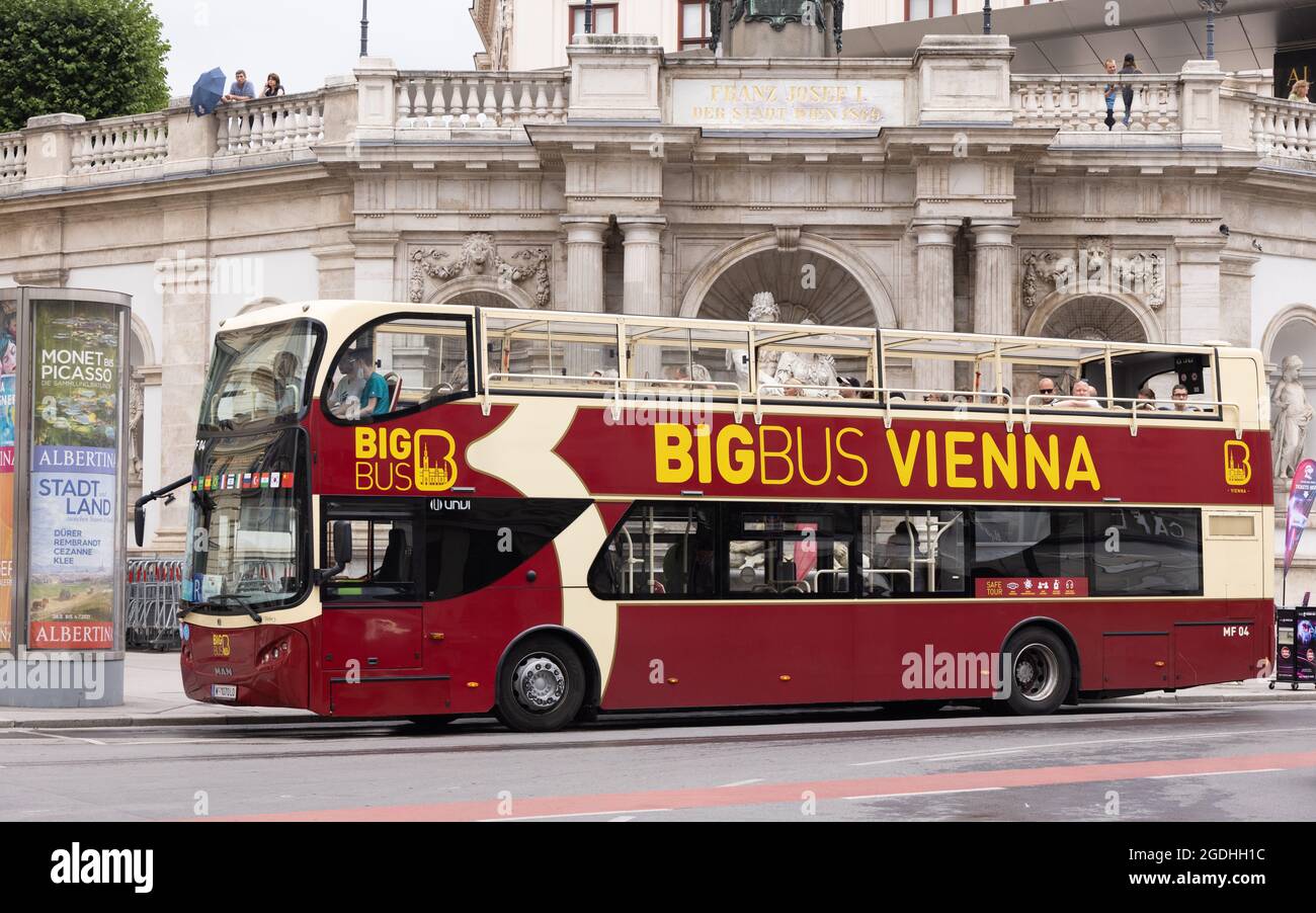 Sightseeing bus vienna austria hi-res stock photography and images - Alamy