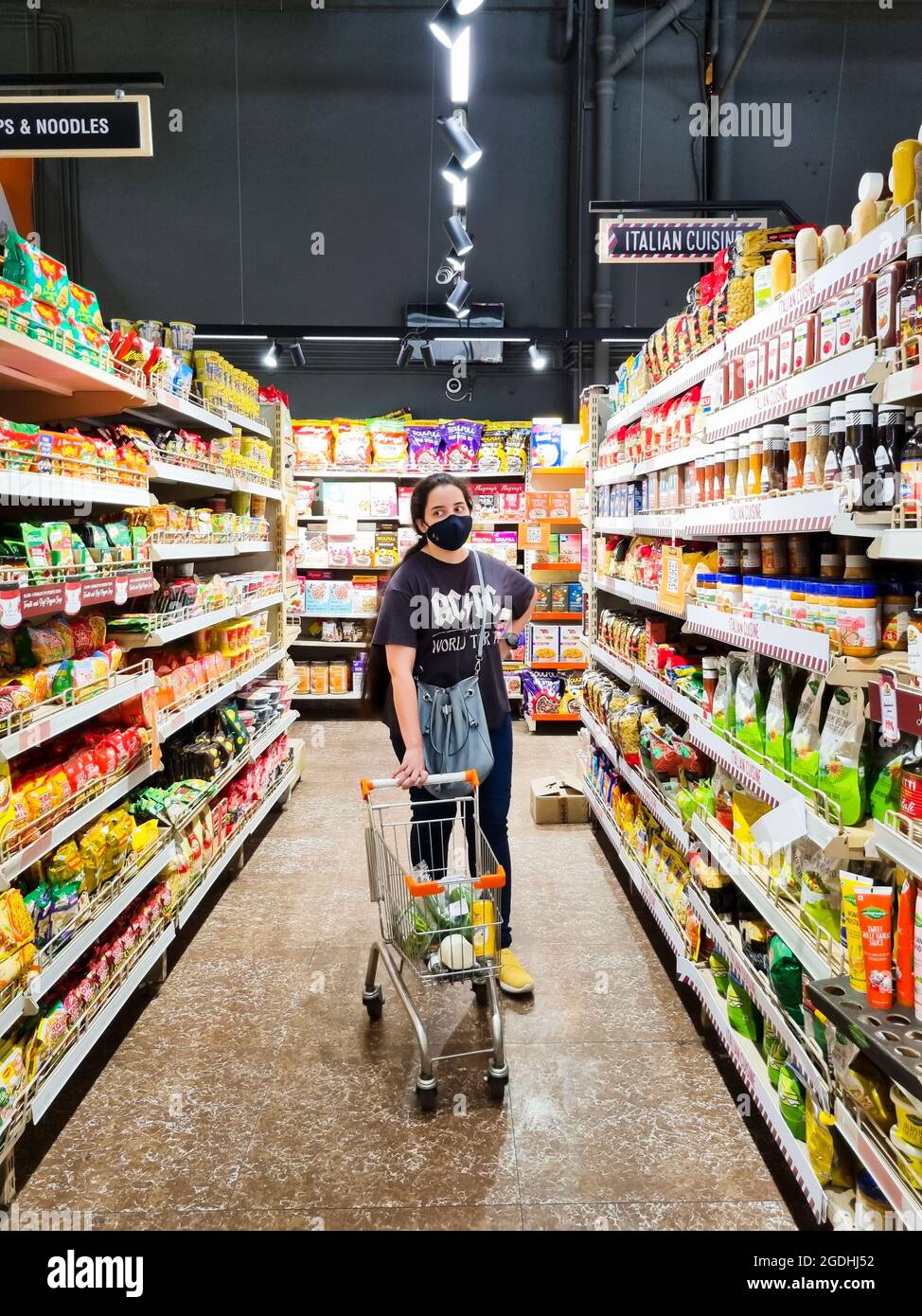 Indian women supermarket shopping hi-res stock photography and images ...