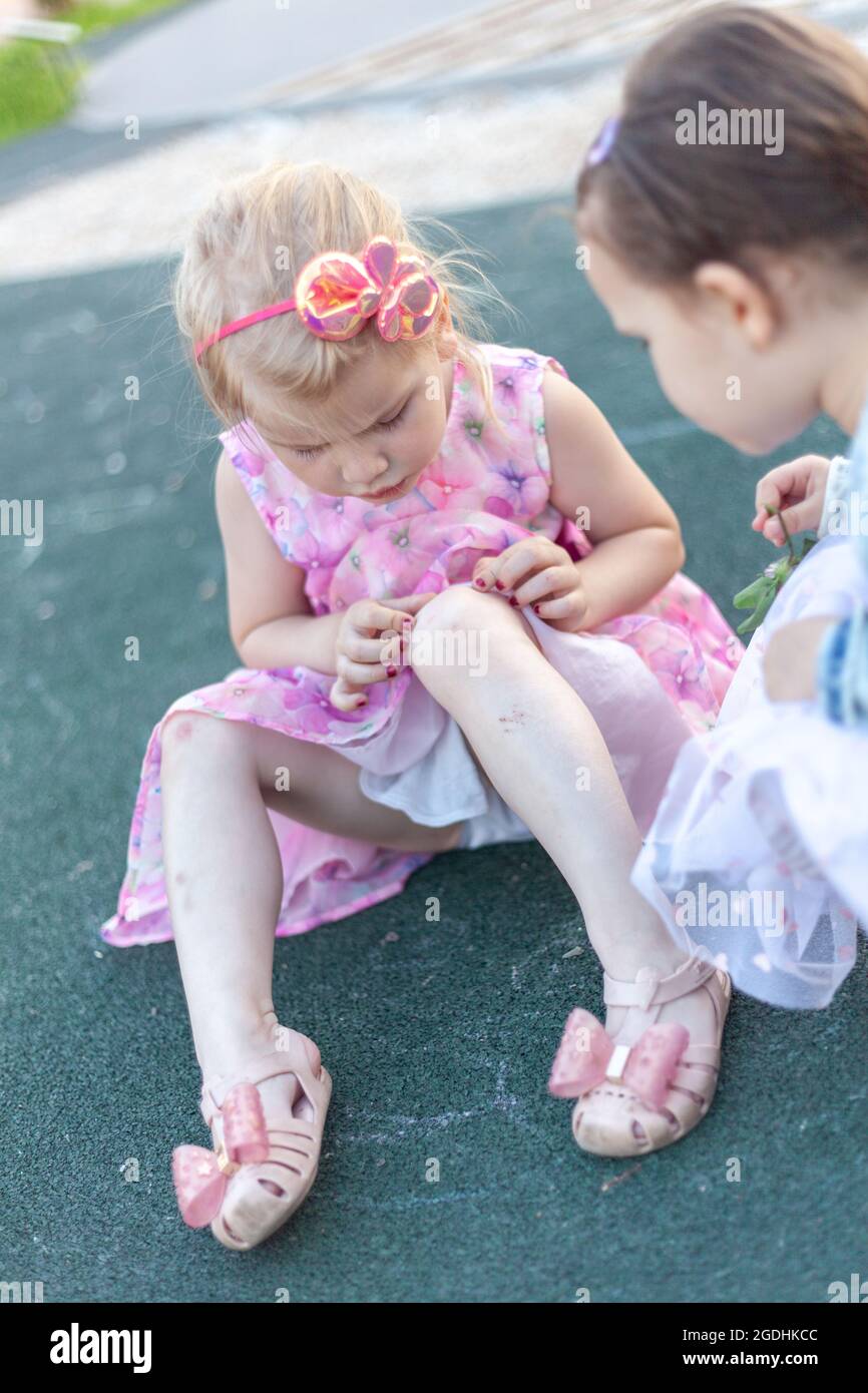 Sore, knee smashed, child complains of pain in knee Stock Photo - Alamy