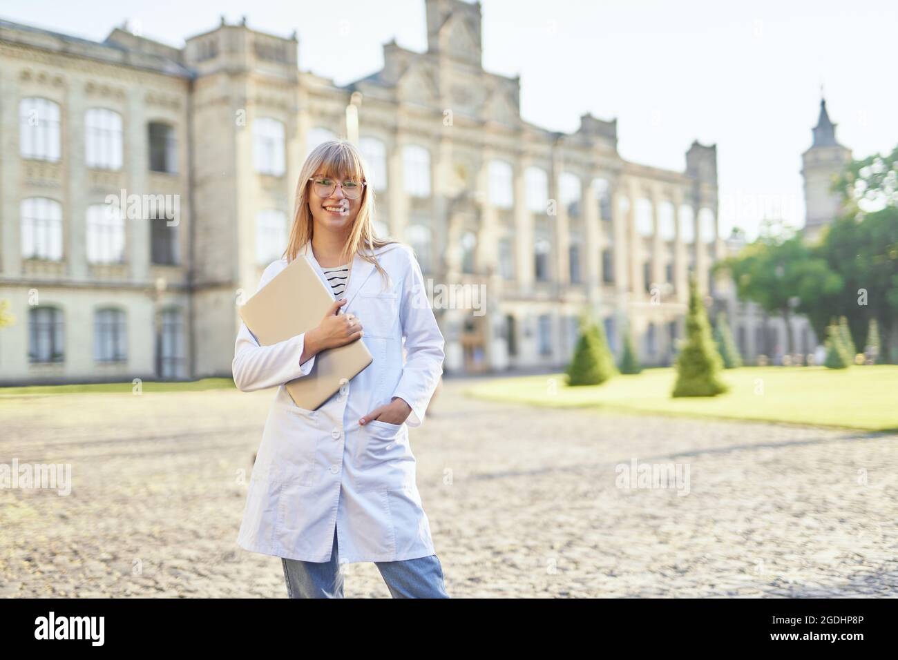 Medical doctor intern hi-res stock photography and images - Alamy