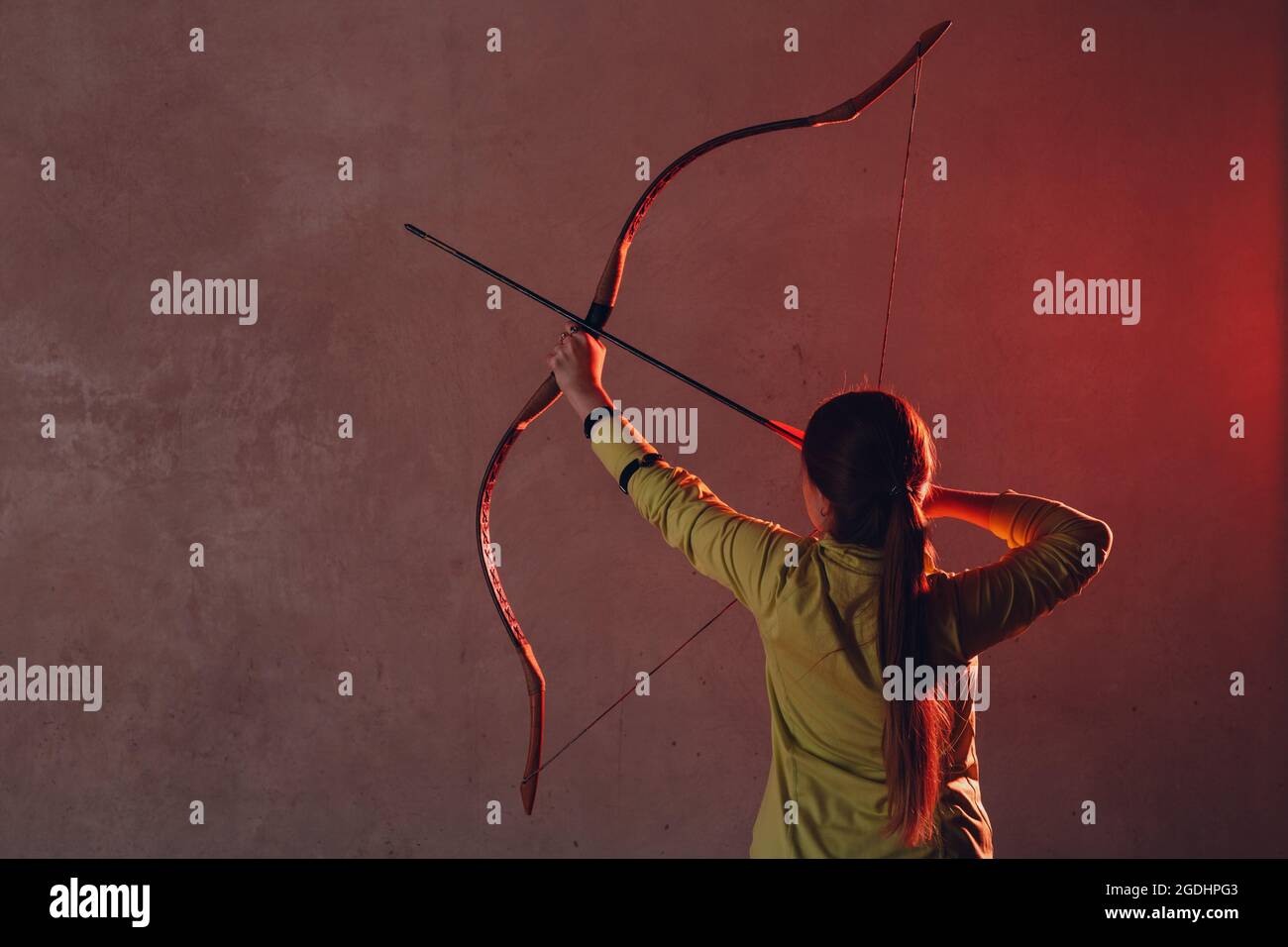Archer with classic wooden bow and arrow Stock Photo - Alamy