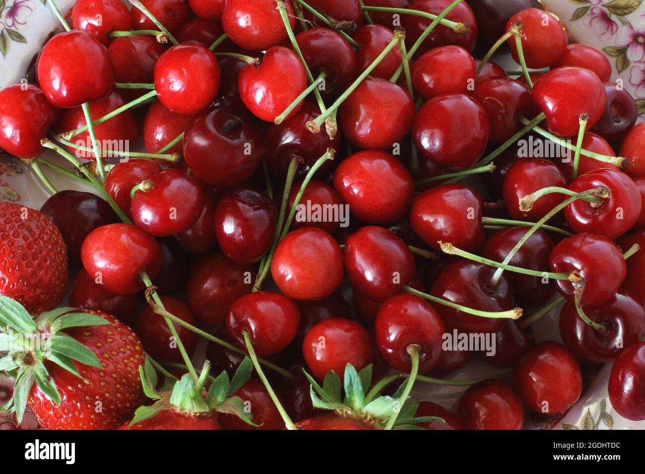 Strawberries and cherries on a plate. Berry harvest Stock Photo - Alamy