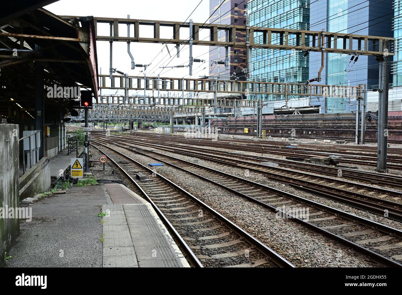 Power supply and track at Paddington station Stock Photo - Alamy