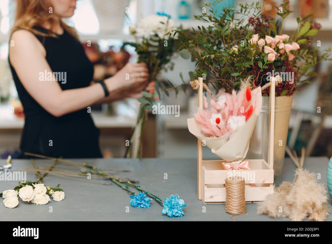Florist woman make bouquet in flower boutique Stock Photo - Alamy