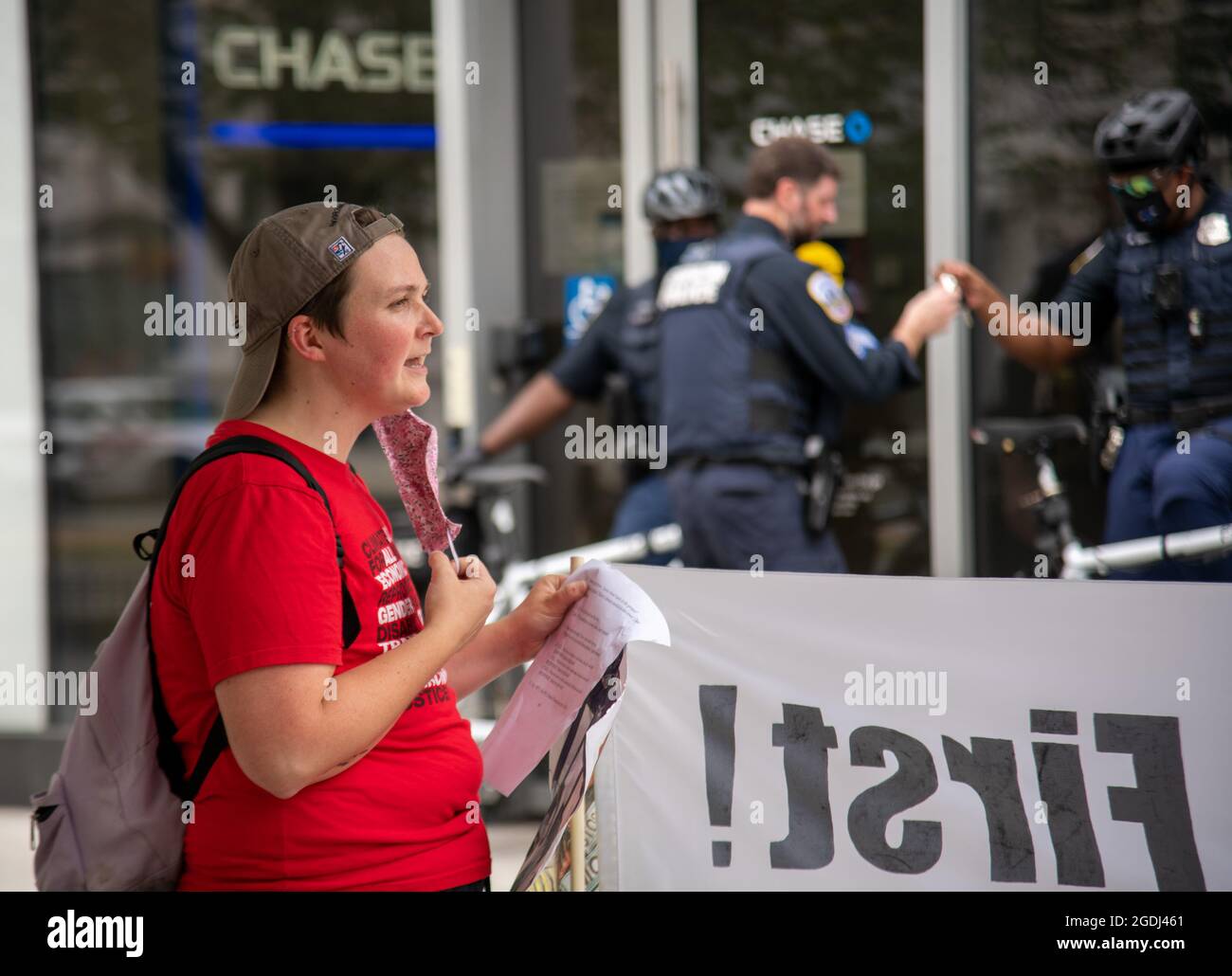 Guard outside bank hi-res stock photography and images - Alamy