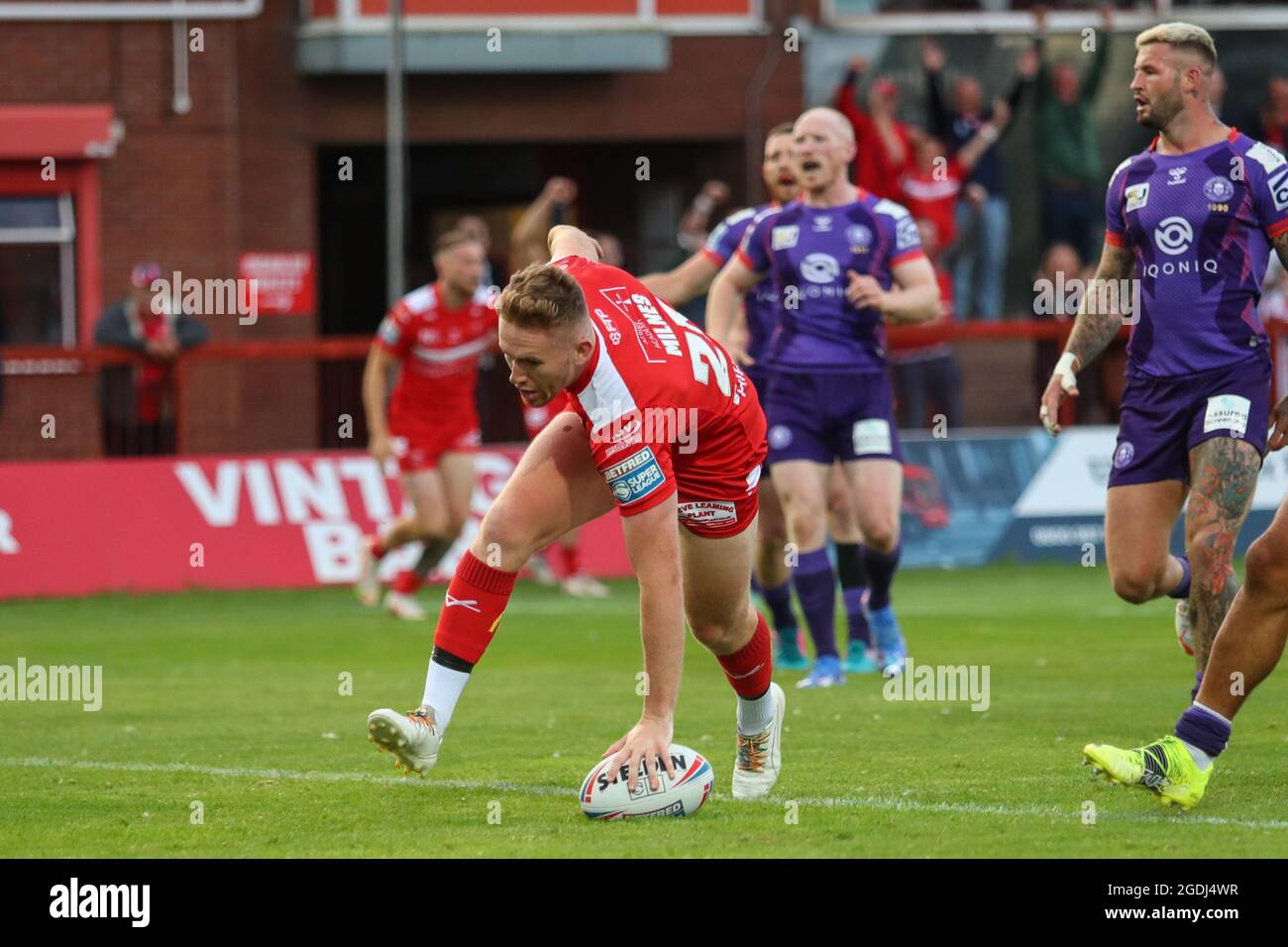 Rowan Milnes (25) of Hull KR makes a run to score his try Stock Photo ...