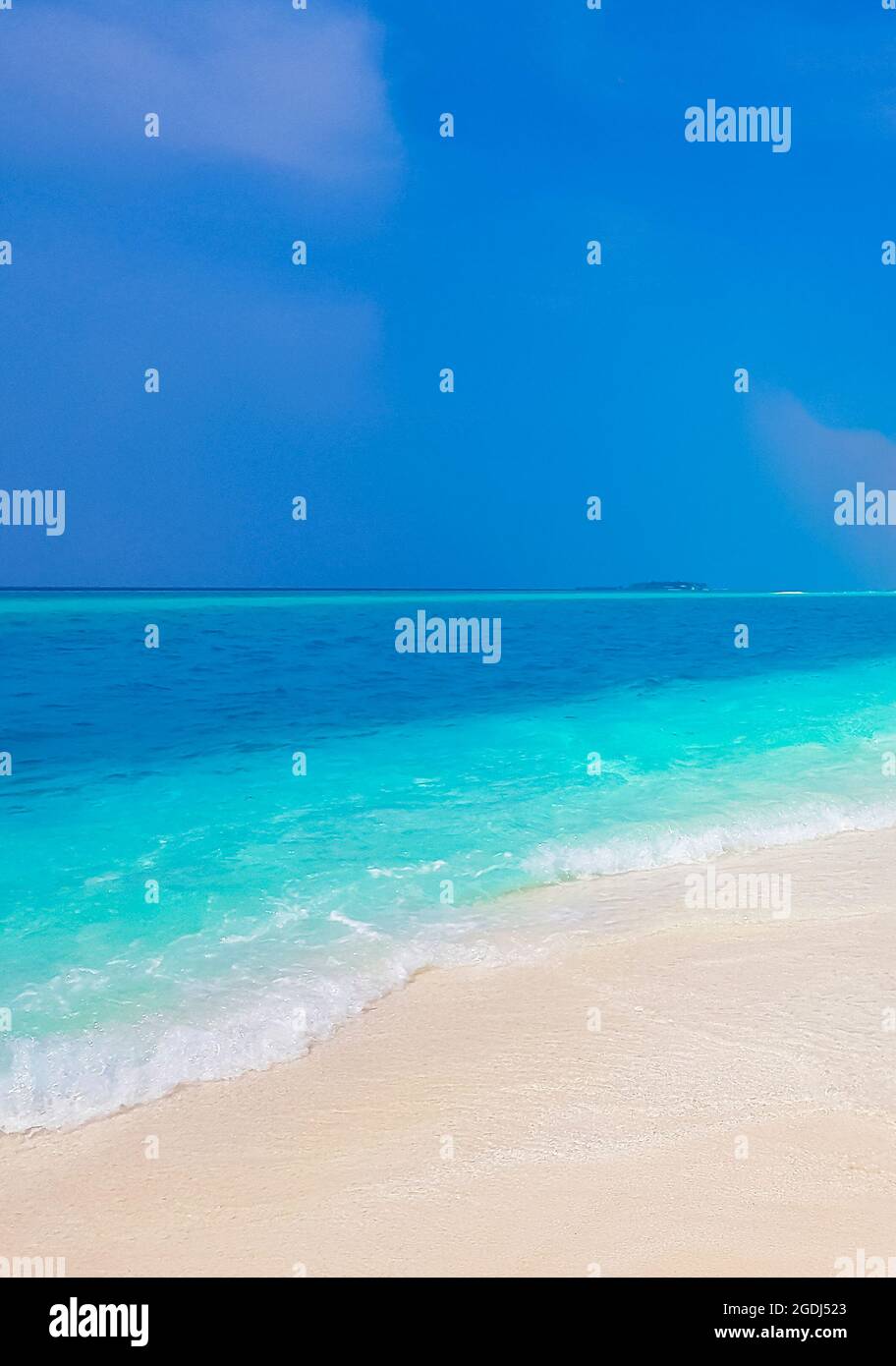 Color gradient at the sandbank islands Madivaru and Finolhu in Rasdhoo ...