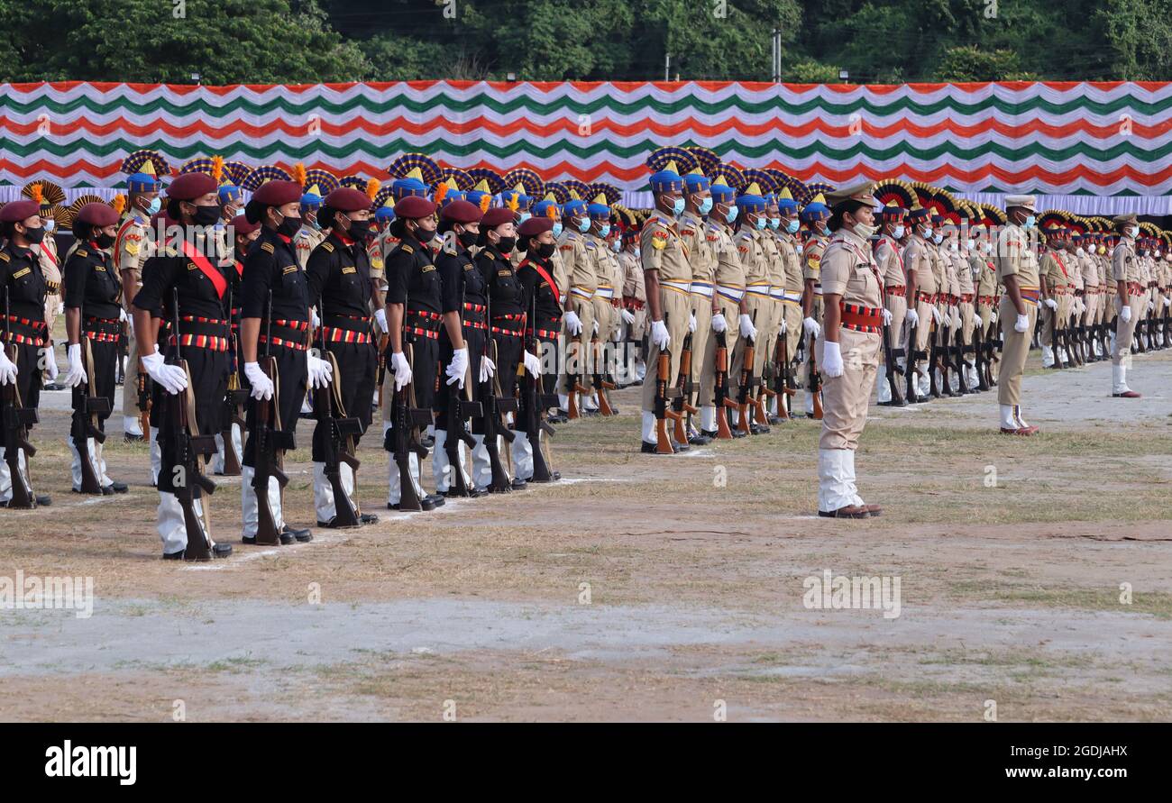 Paramilitary uniform hi-res stock photography and images - Alamy