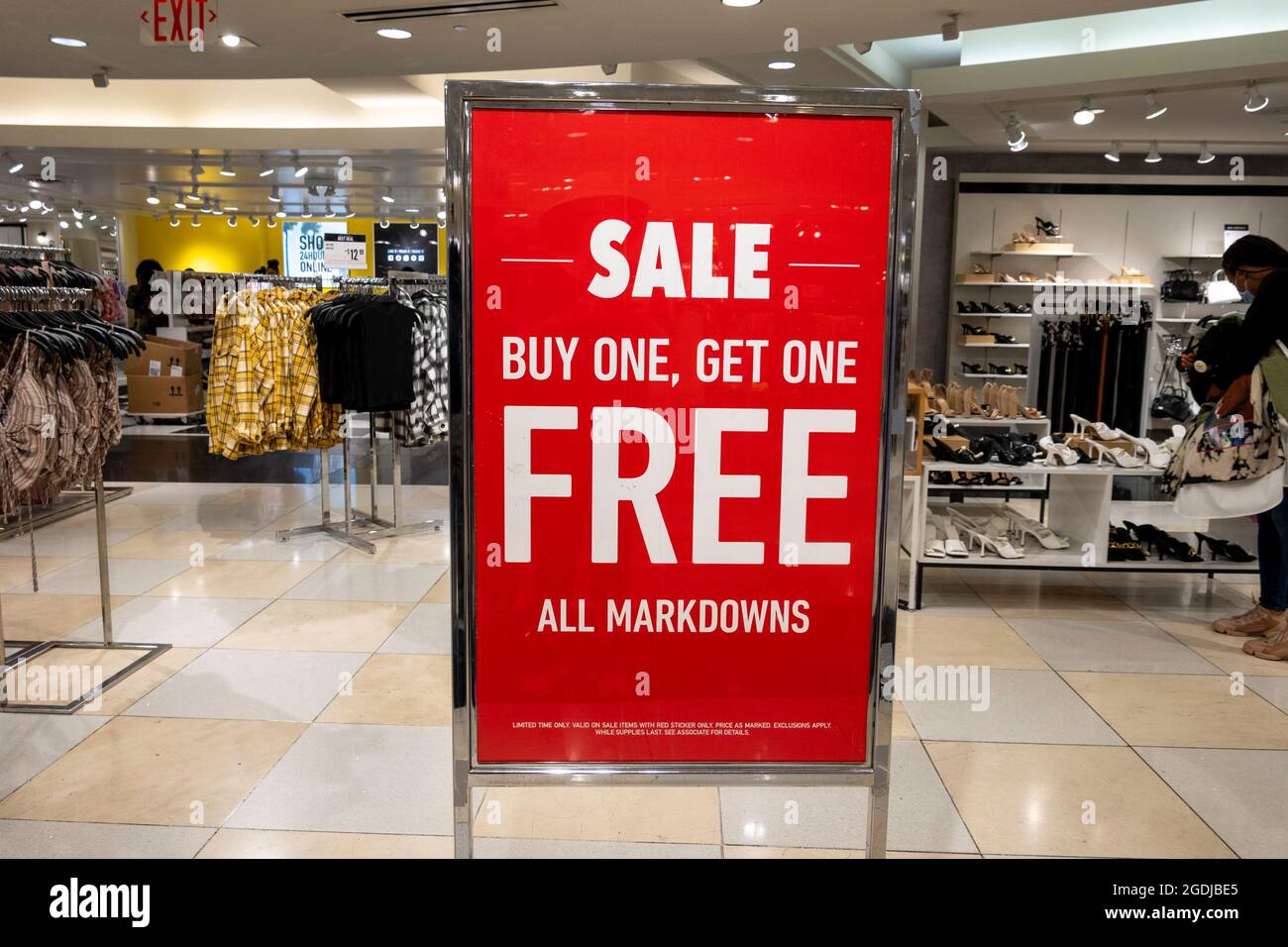 Forever 21 sign hi-res stock photography and images - Alamy