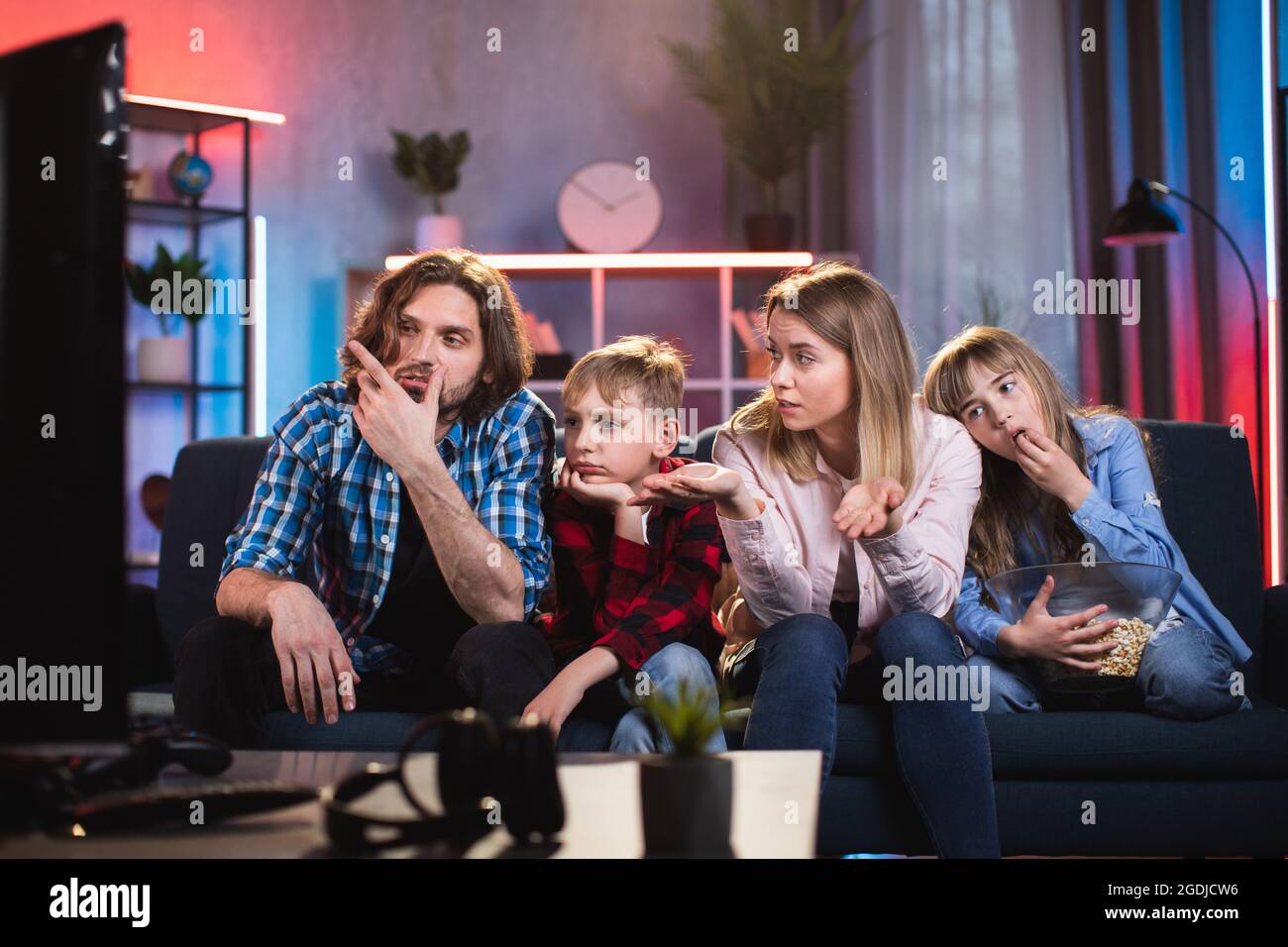 Family watching tv unhappy hi-res stock photography and images - Alamy
