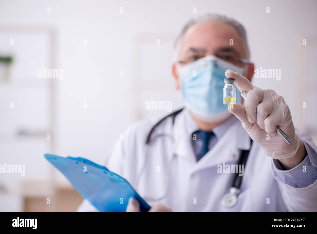 Old doctor working in the clinic Stock Photo - Alamy