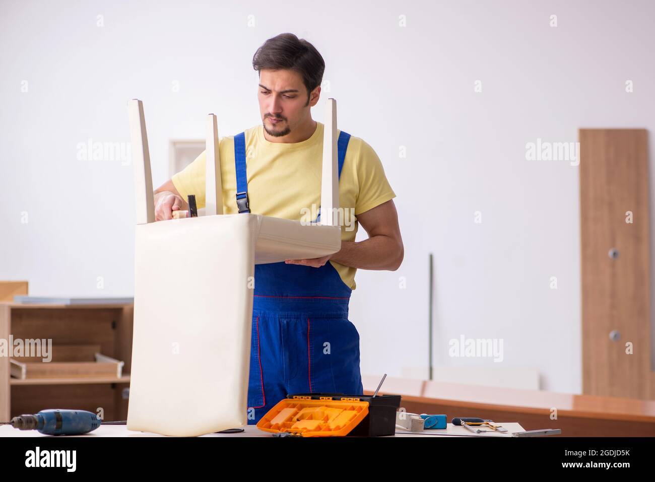Workman assembling office chair hi-res stock photography and images - Alamy