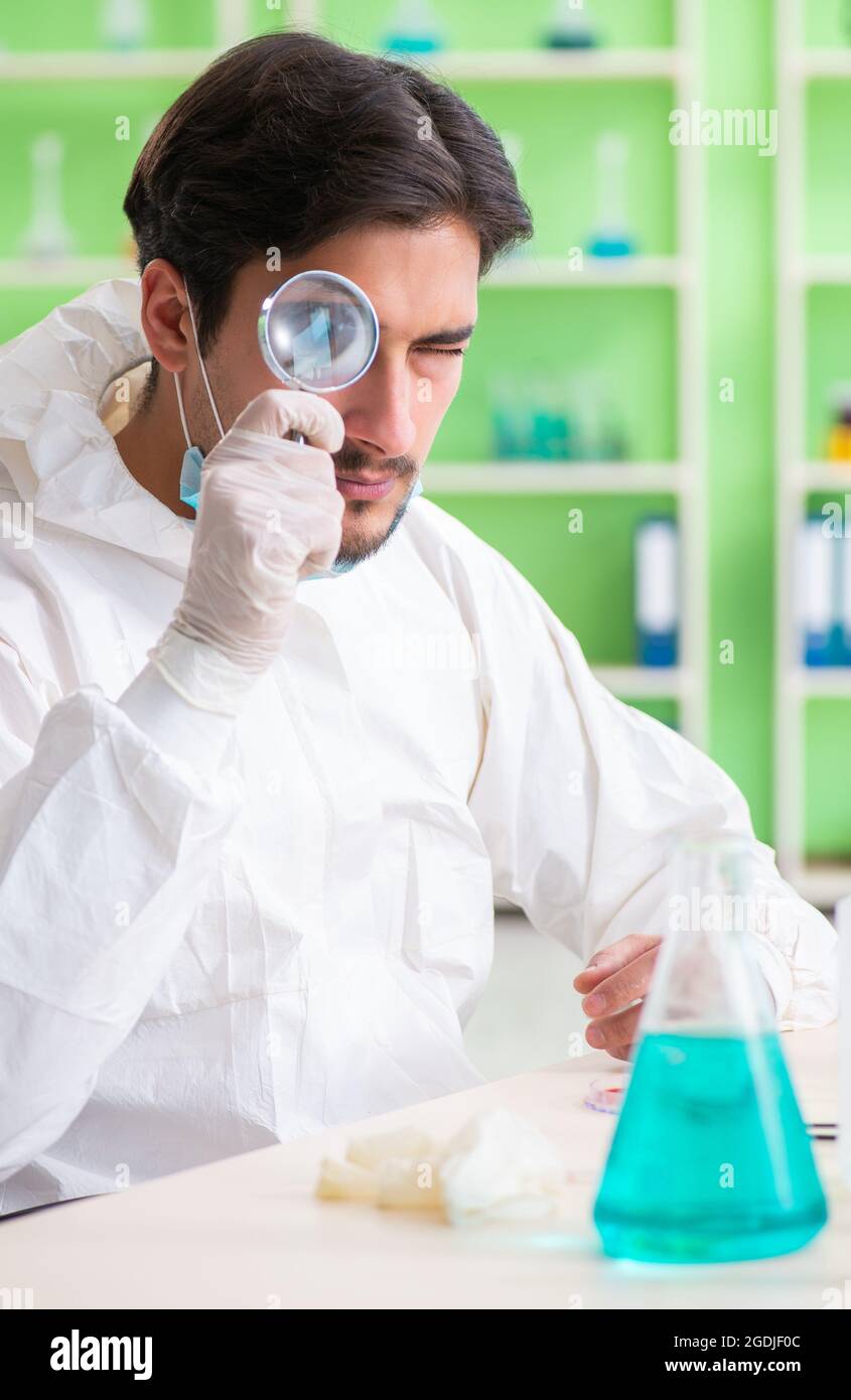 The chemist working in the lab on new experiment Stock Photo - Alamy