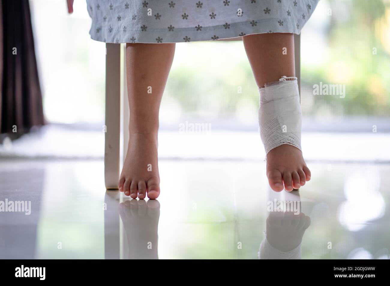 Injury feet child hi-res stock photography and images - Alamy