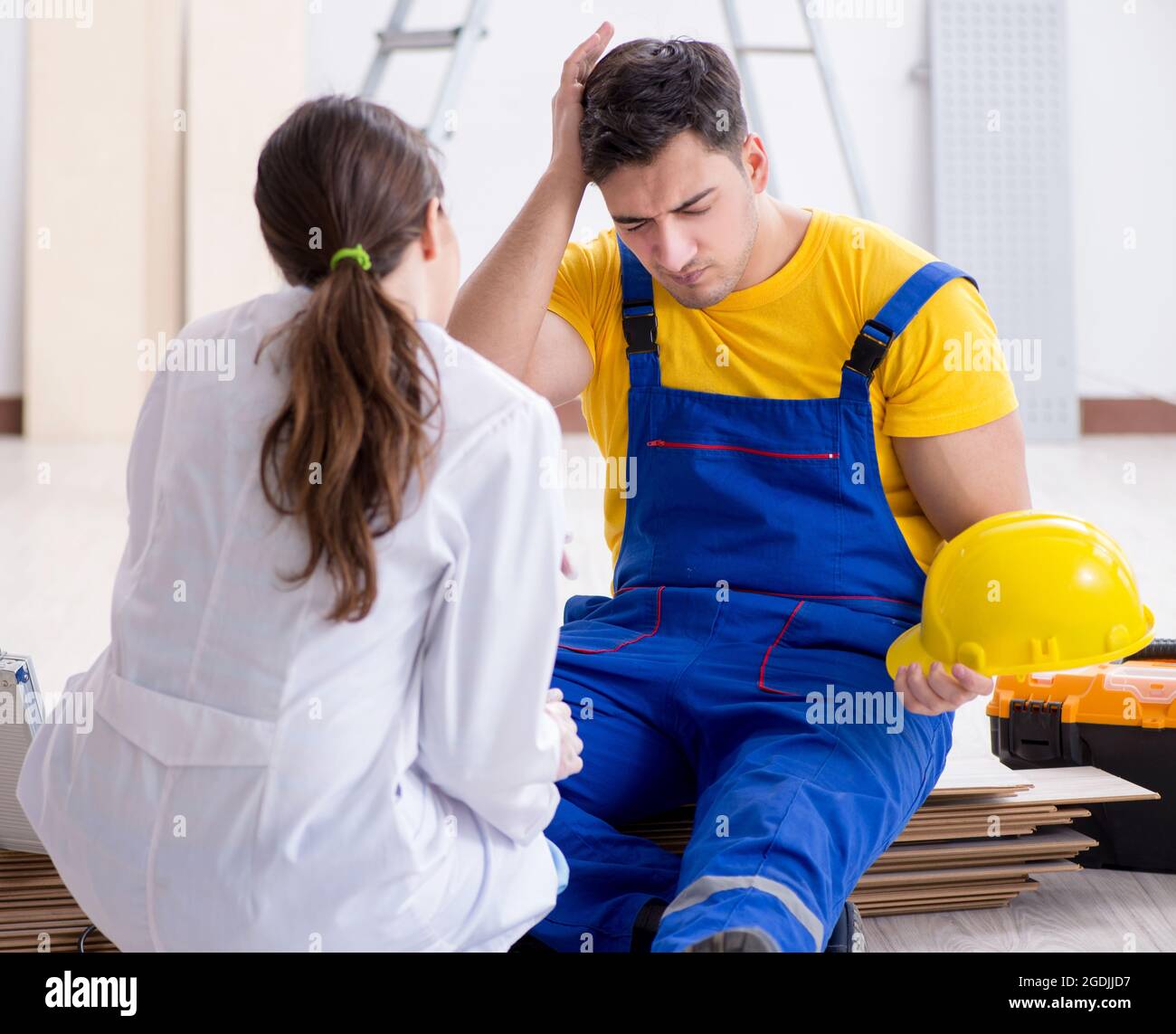 The doctor helping injured worker at construction site Stock Photo - Alamy