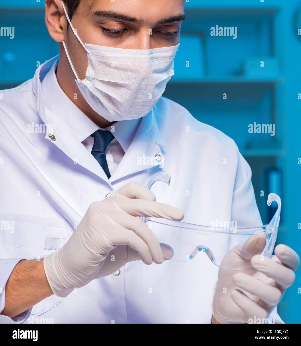 The chemistry assistant working in the chemical lab Stock Photo - Alamy