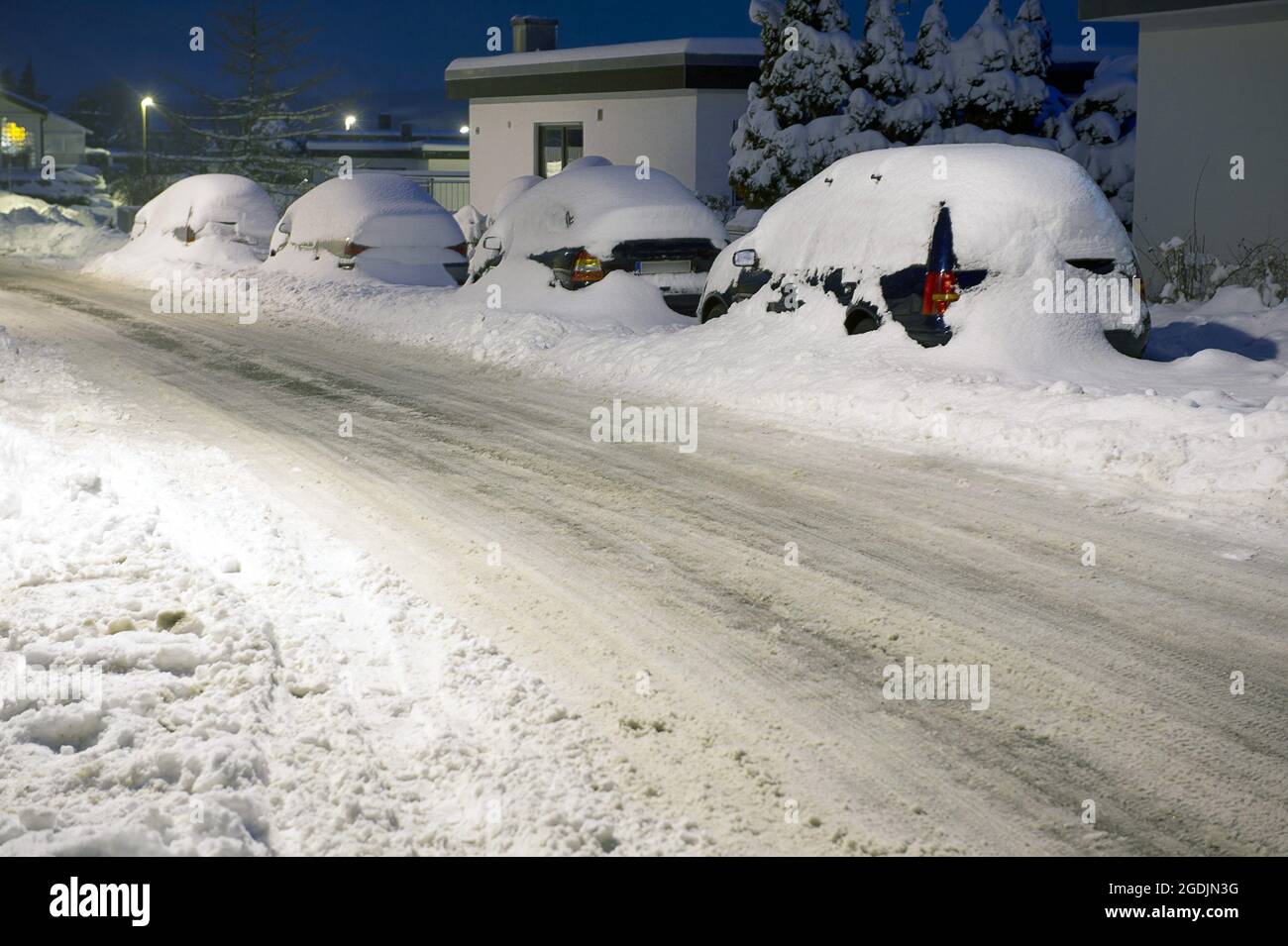 Parked cars on the side of the road hi-res stock photography and images ...