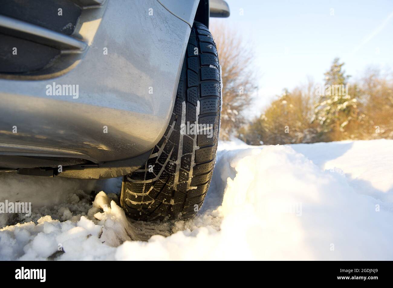 Tires in snow hi-res stock photography and images - Alamy