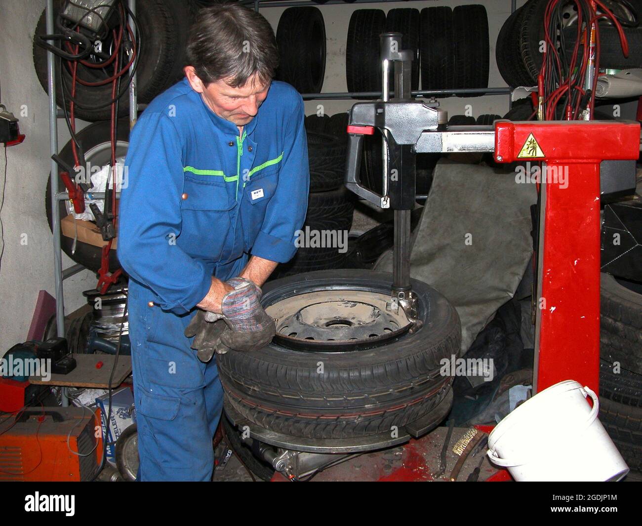 Old car repair shop hi-res stock photography and images - Alamy
