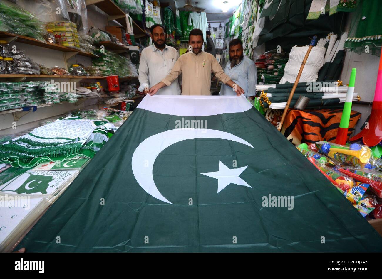 Peshawar, Pakistan. 13th Aug, 2021. Shopkeepers show a huge Pakistan's ...