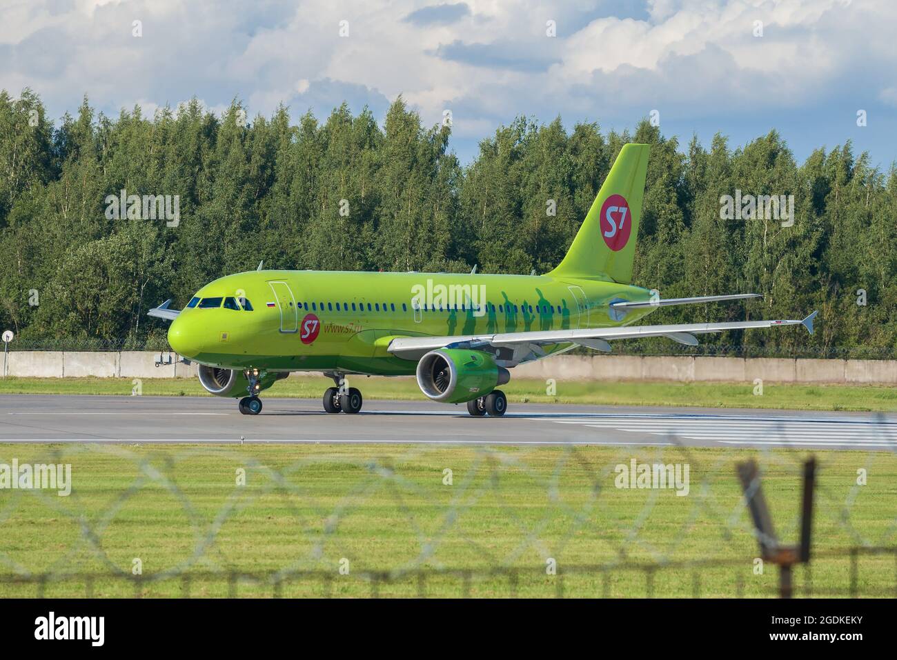 S7 siberian airlines hi-res stock photography and images - Alamy