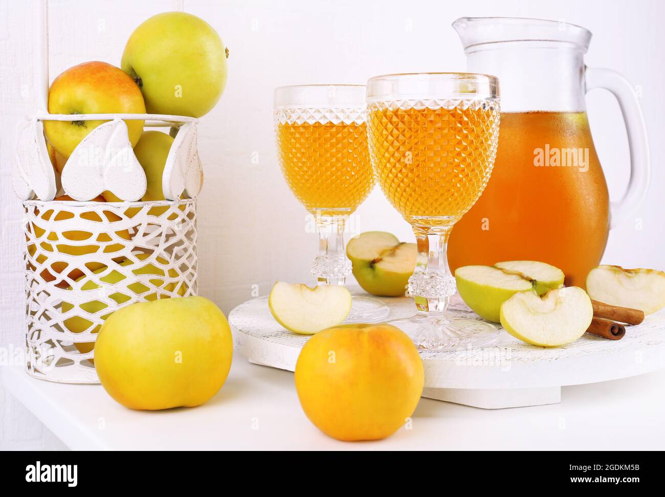 Still life with tasty apple cider and fresh apples Stock Photo - Alamy