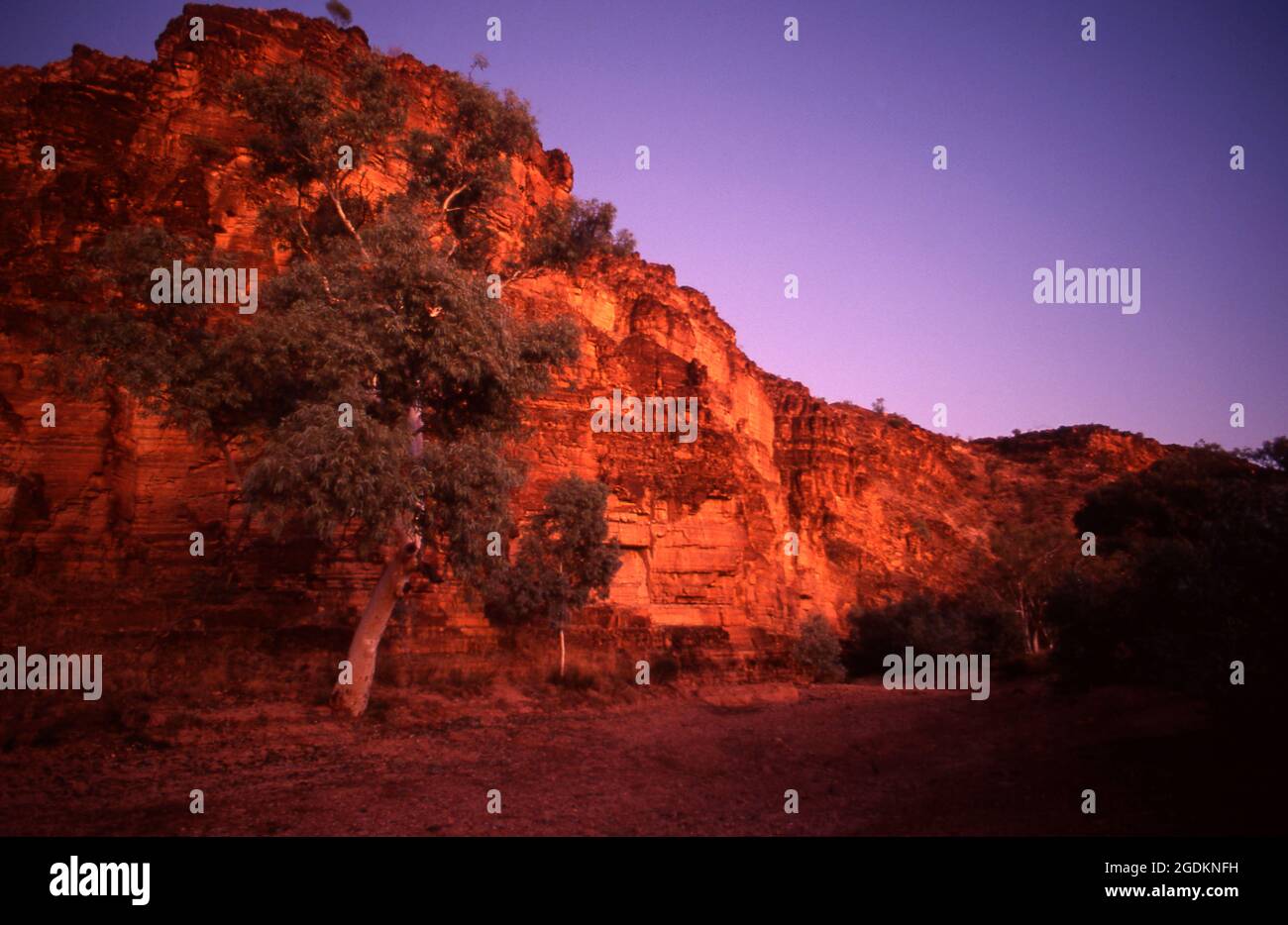 SETTING SUN OVER ROCK FORMATION NEAR BALCANOONA, SOUTH AUSTRALIA. THE ...