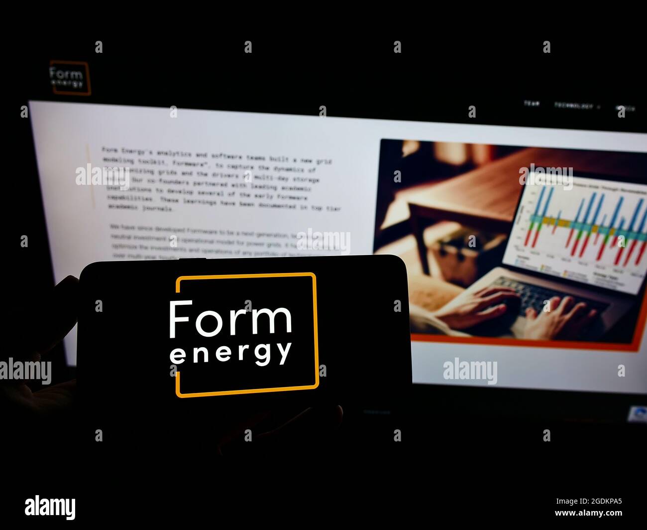 Person holding cellphone with logo of US battery storage company Form ...