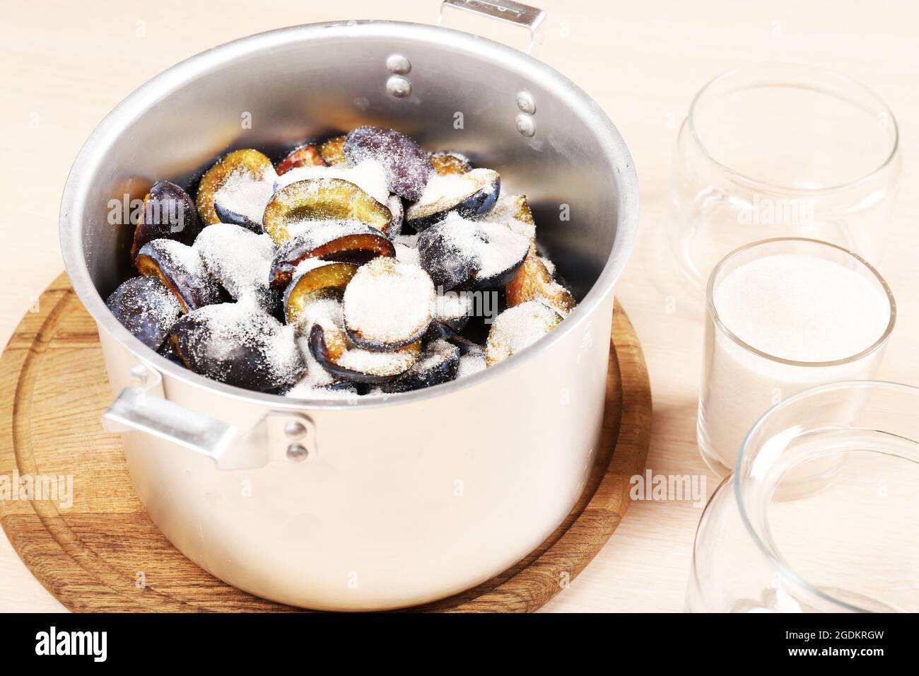 Cooking delicious drain jam in kitchen Stock Photo - Alamy