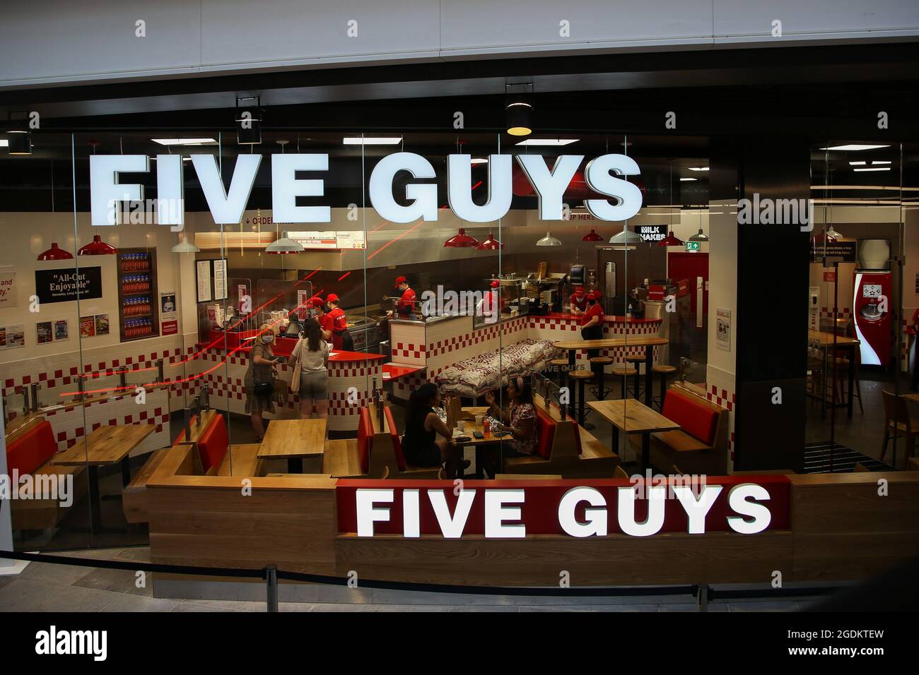A branch of Five Guys in Edinburgh, Scotland Stock Photo - Alamy