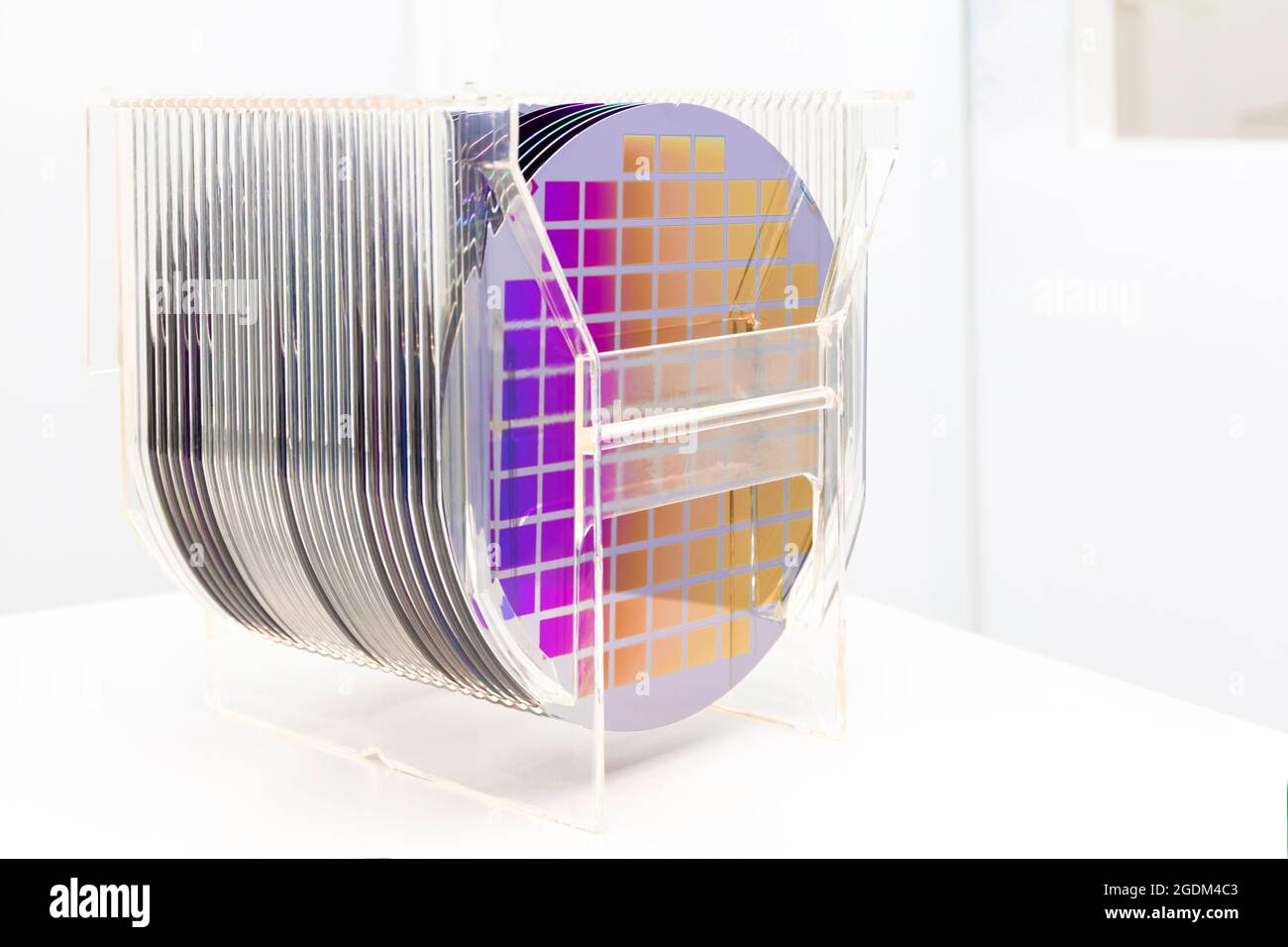Silicon wafer manufacturing hi-res stock photography and images - Alamy